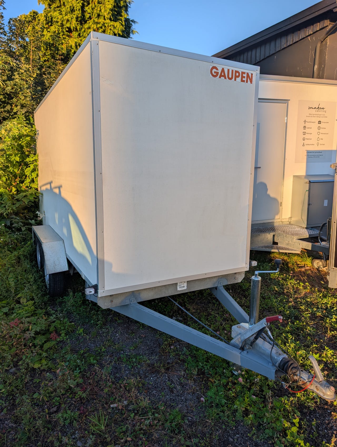 Gaupen Tilhenger Lukket 2-akslet Hvit | FINN-torget