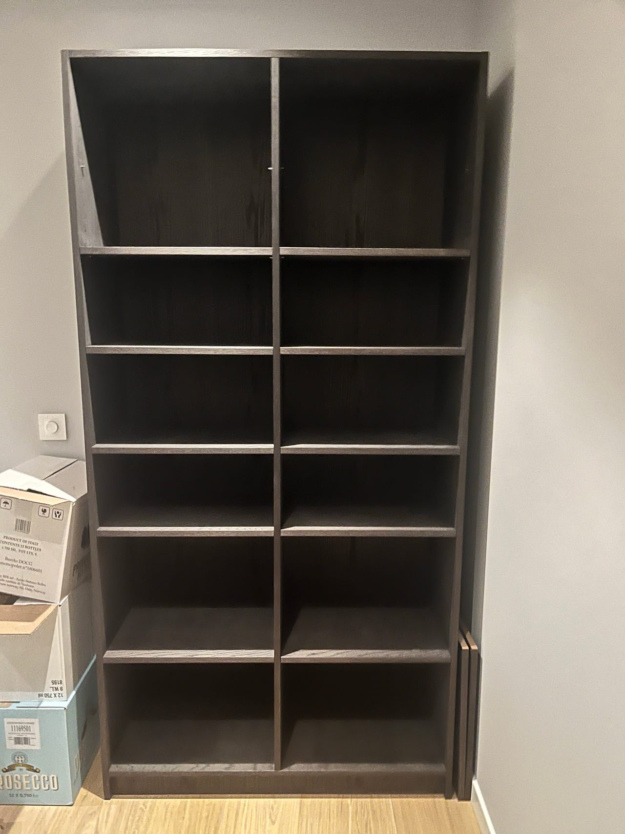 Bokhylle av sortbeiset MDF eik fra møbelsnekker | FINN-torget