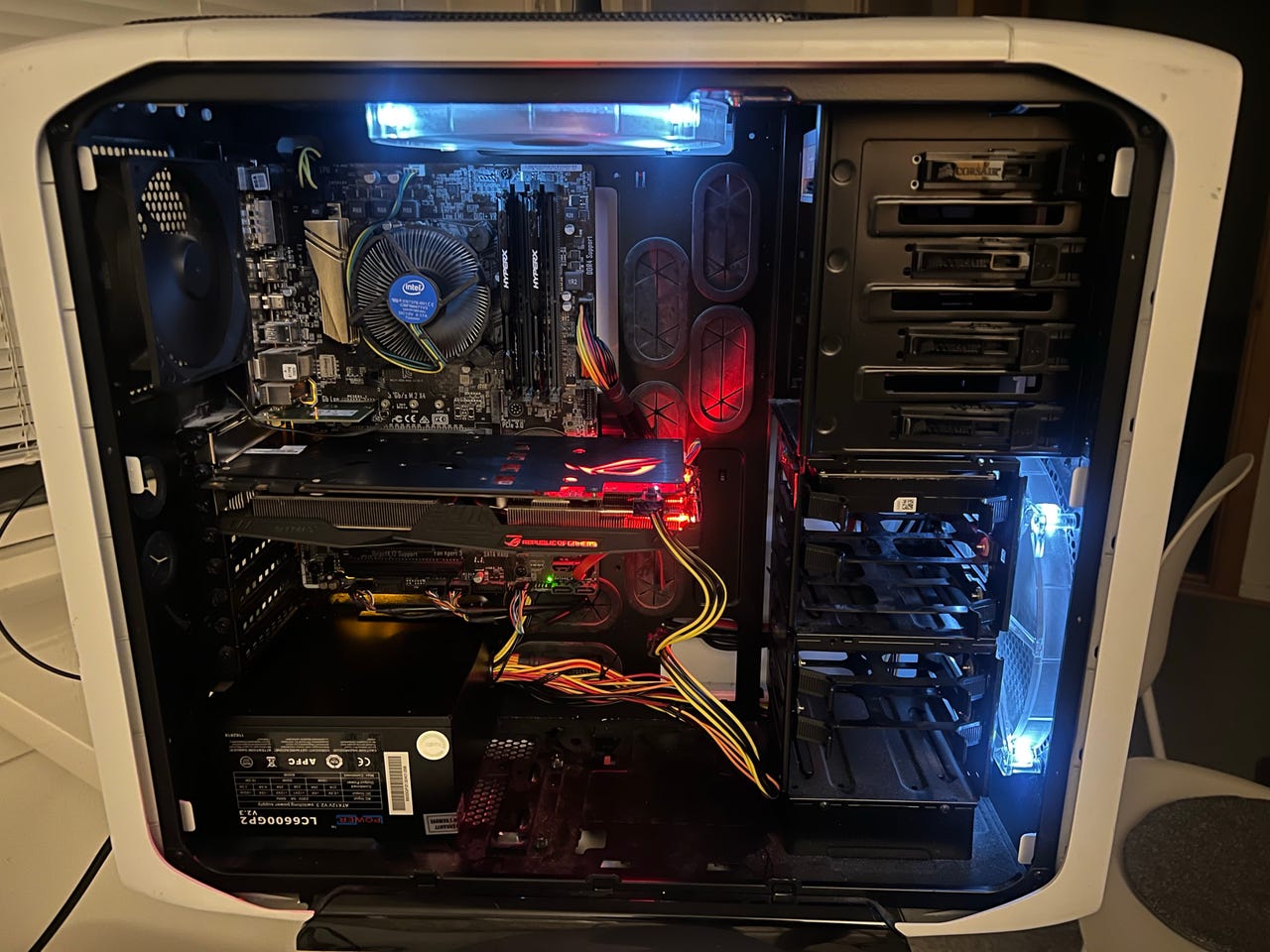 Custom Gaming PC Hvit Kabinett meg skjerm | FINN-torget