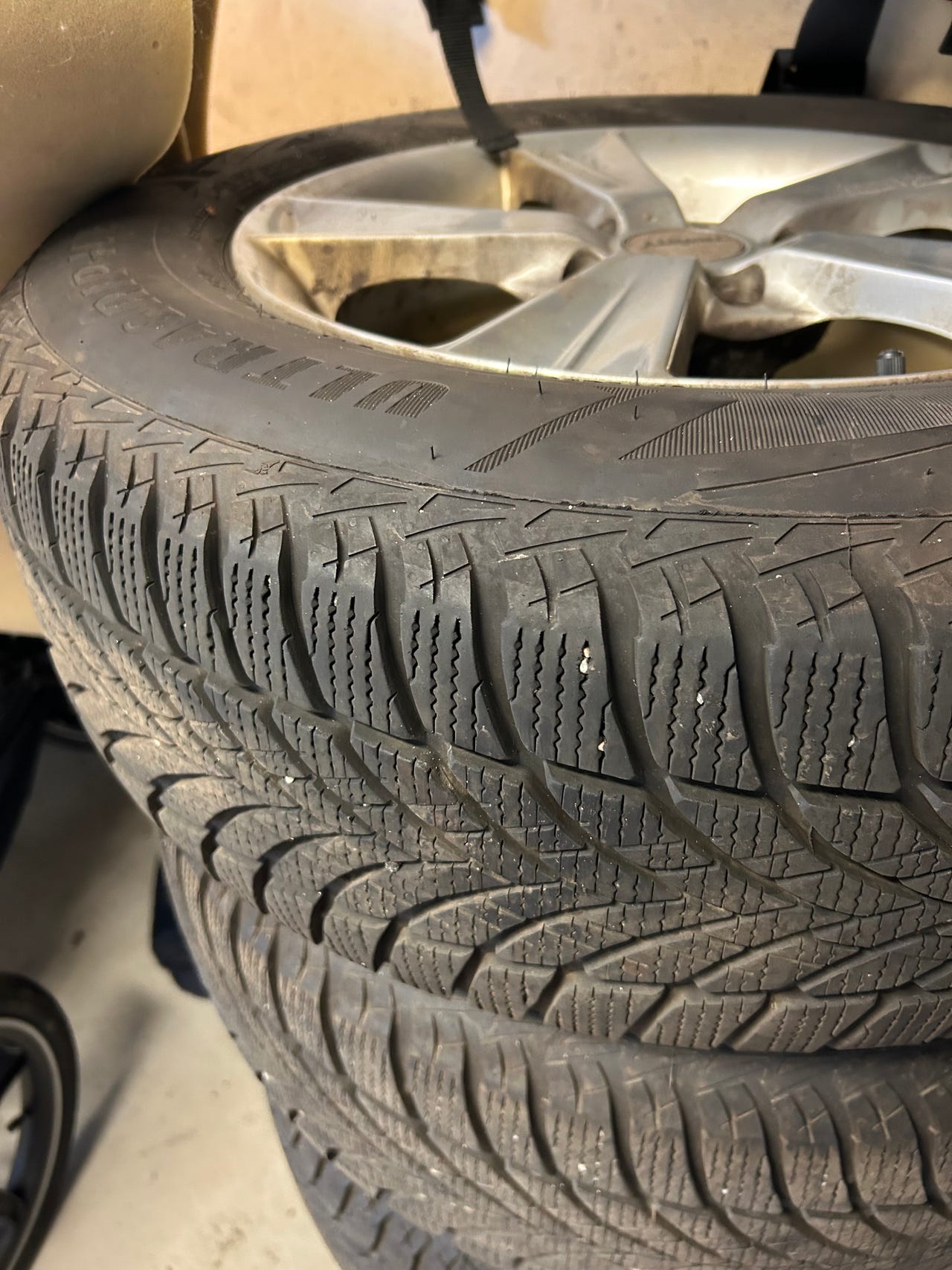 4 Komplette piggfrie vinterdekk med felg Goodyear Ultragrip Ice 215 ...