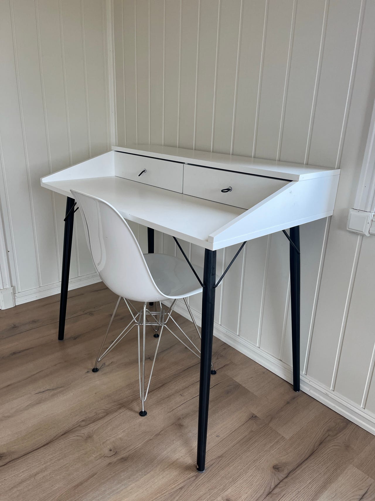 Skrive/sminke pult med stol | FINN-torget