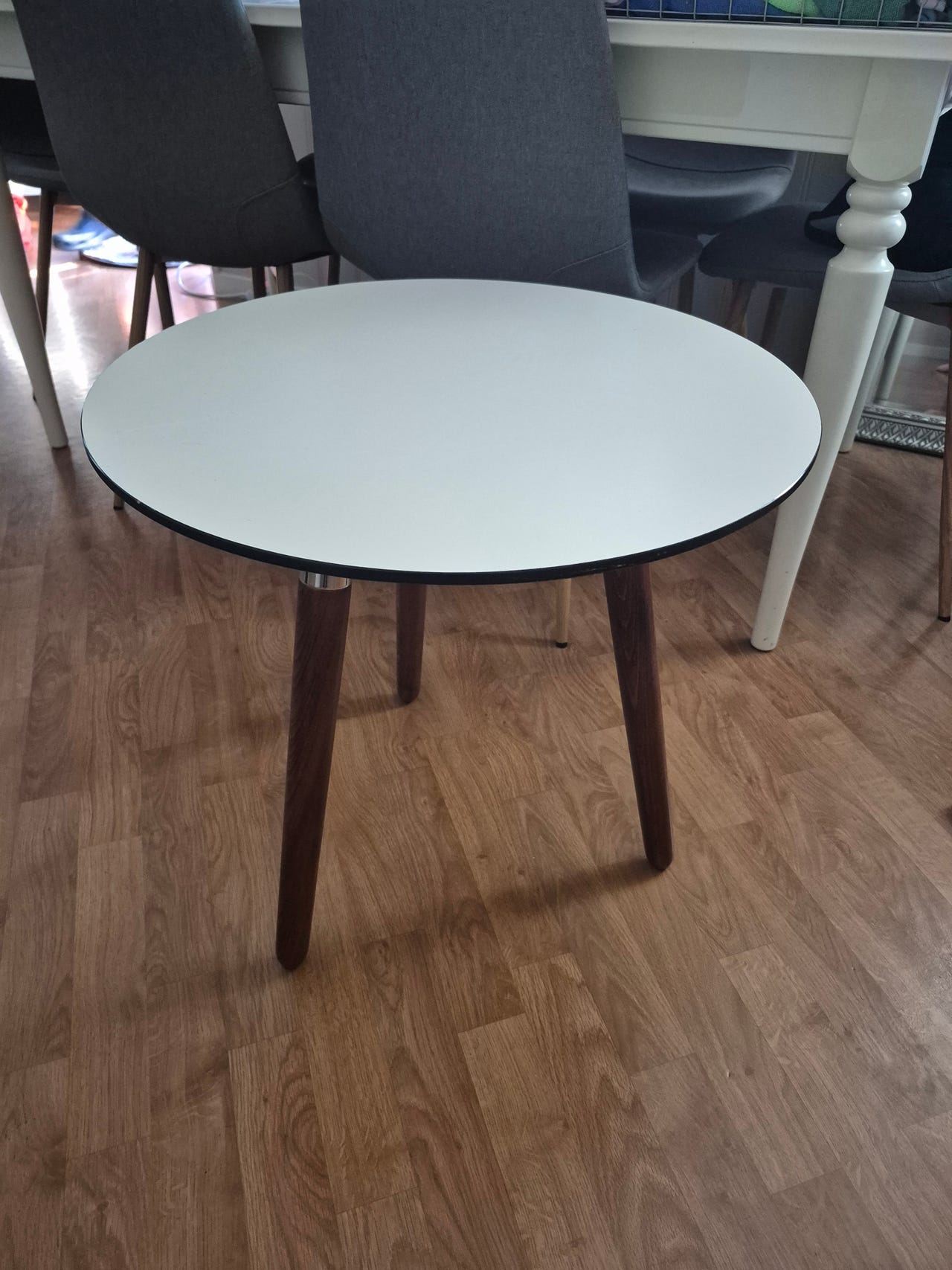 Lite, rundt bord selges | FINN-torget