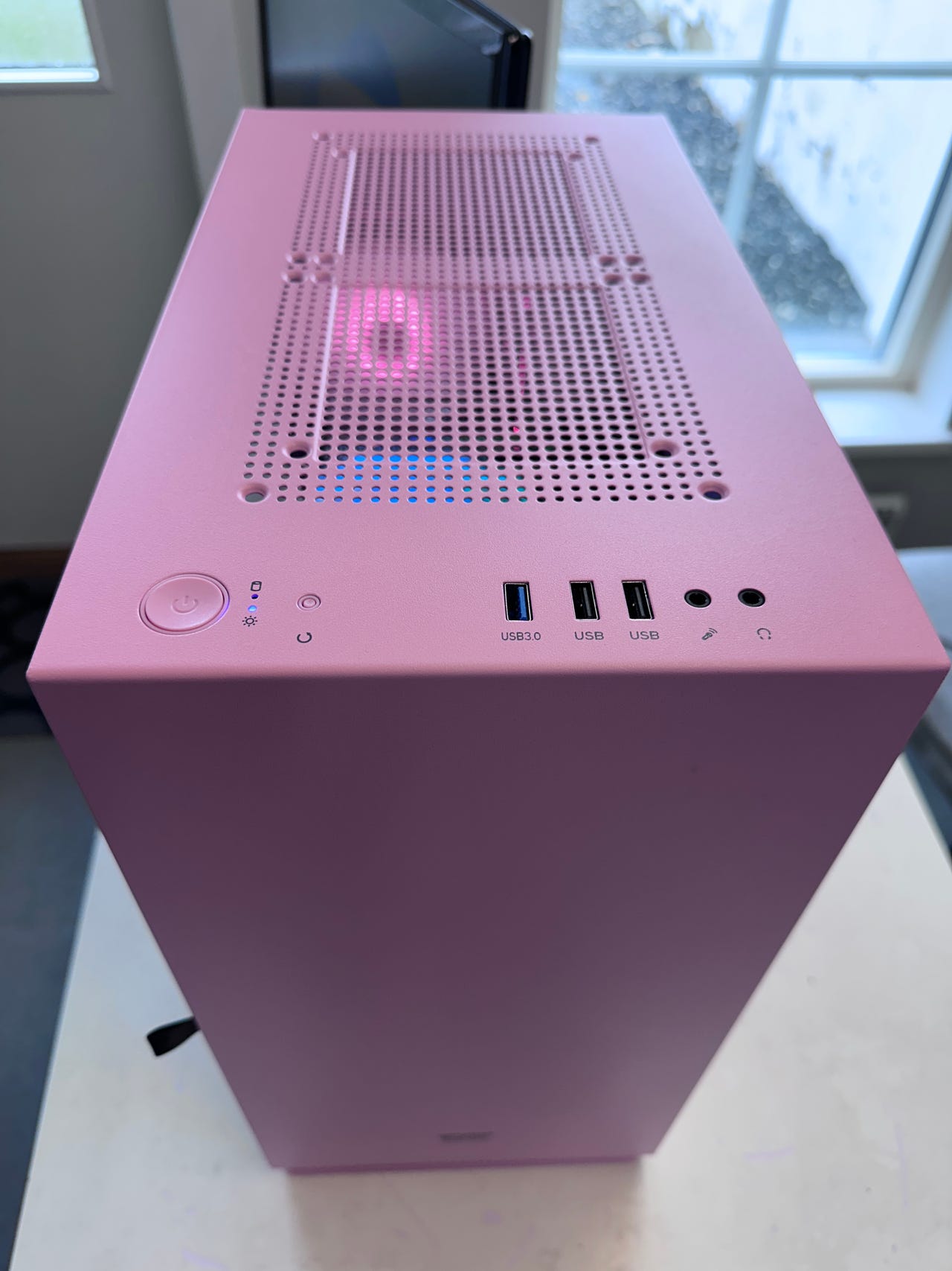 Pinky gaming PC strøken | Ryzen | 16GB RAM | GTX 1060 | 0.5TB M2 SSD | RGB | FINN-torget