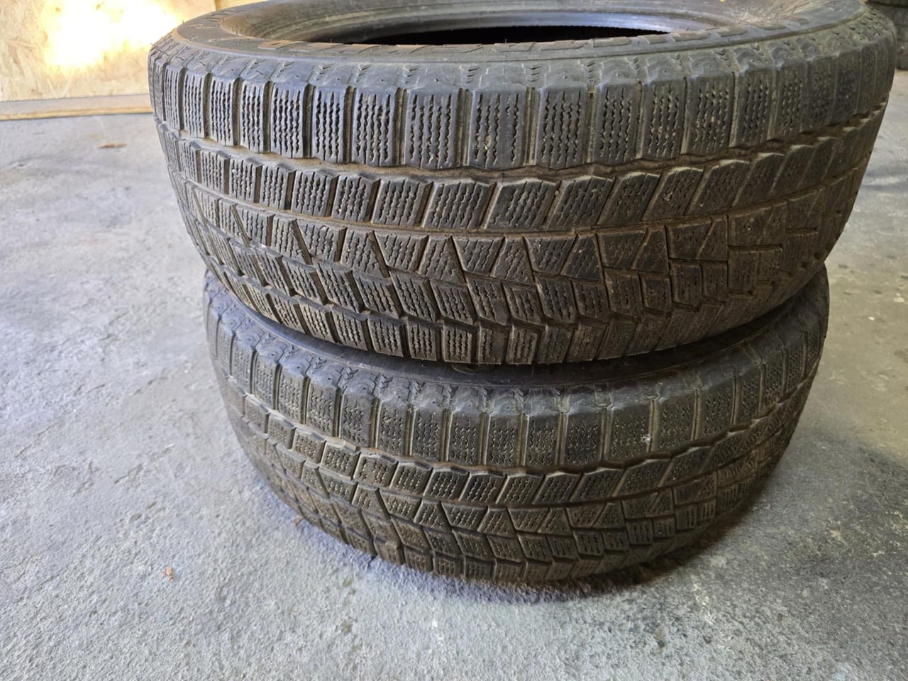 2 stk 205/60R16 - Vinterdekk selges billig | FINN-torget