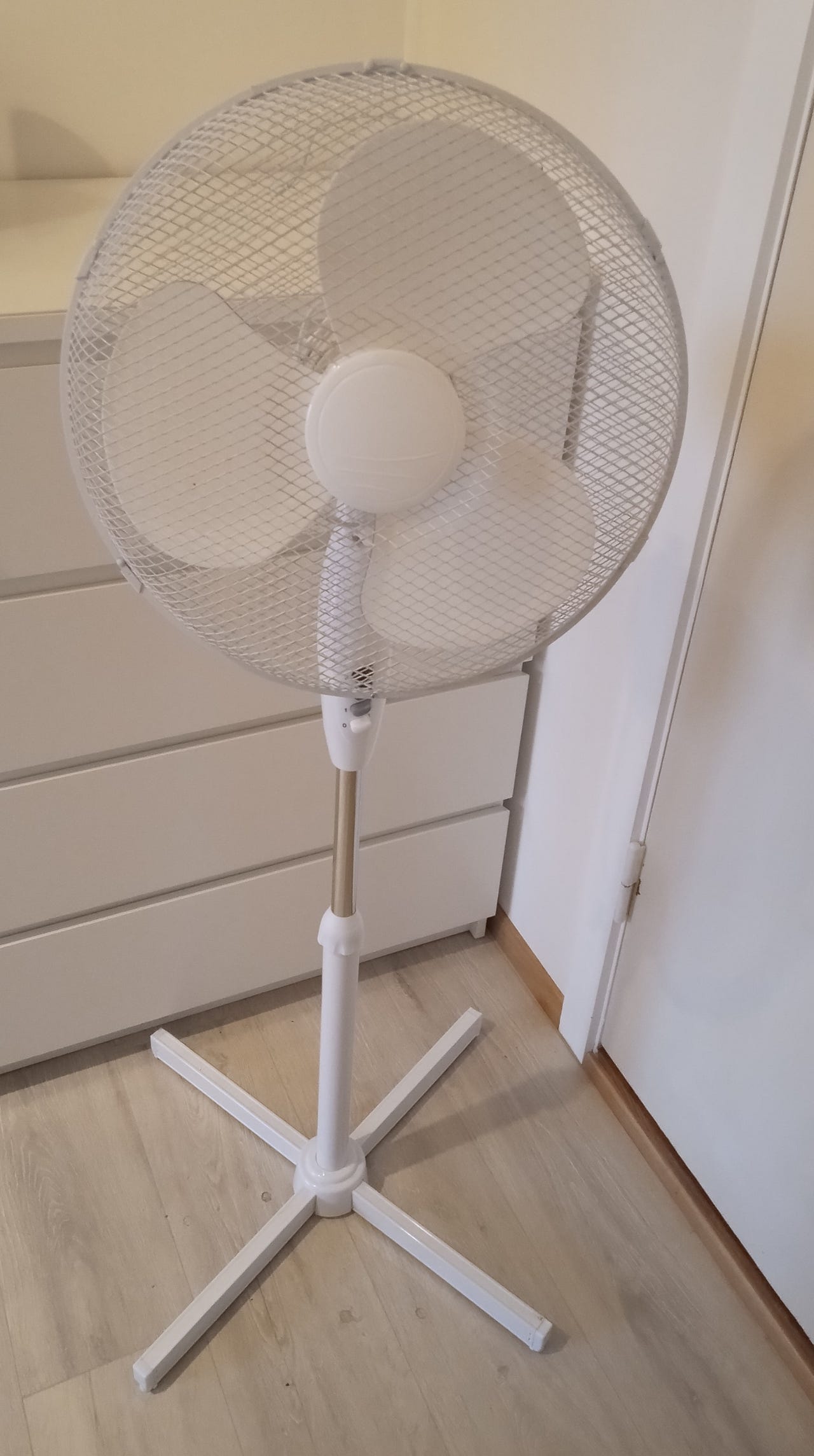 Hvite stående vifte med justerbar høyde | FINN-torget
