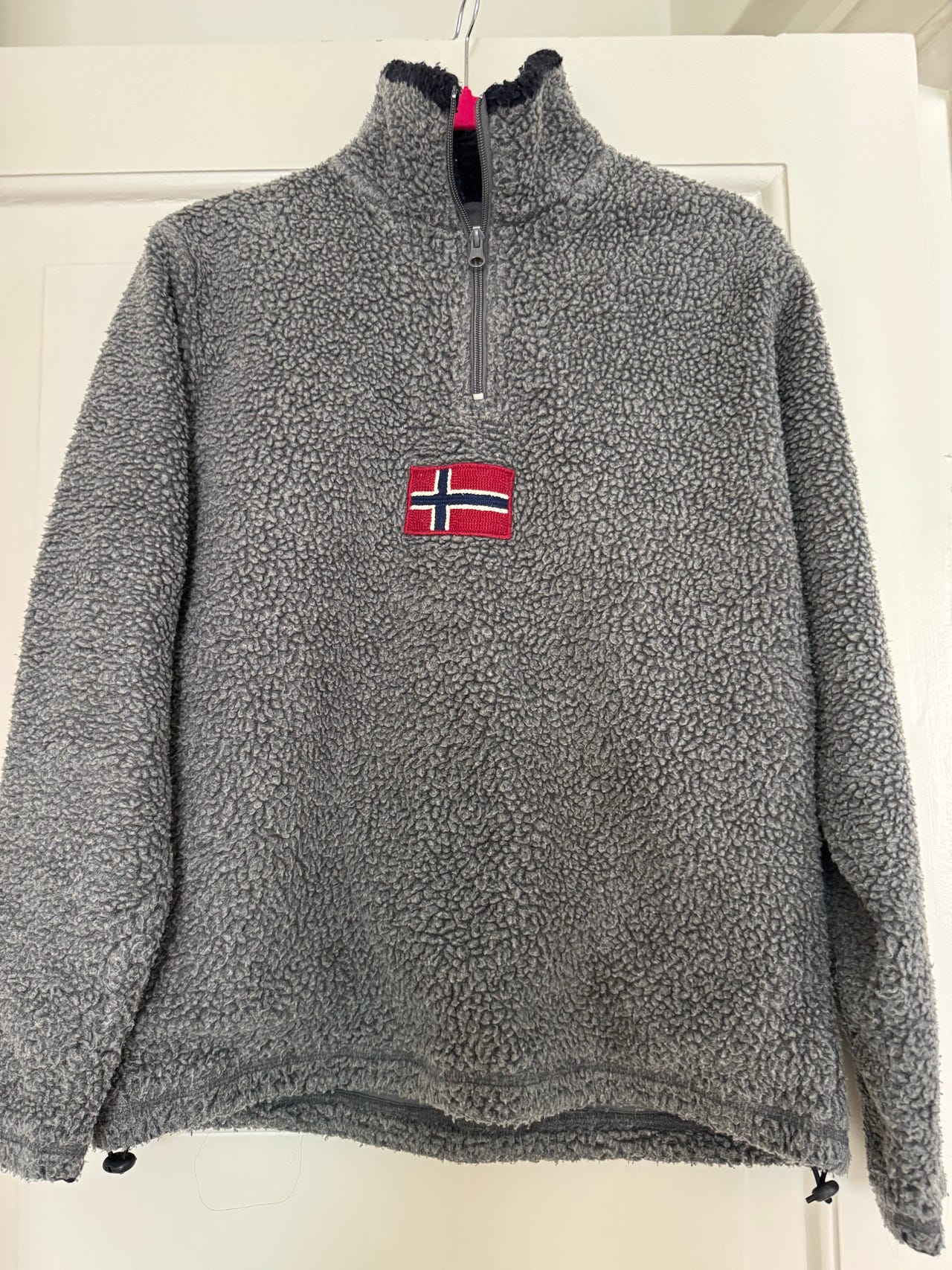 Myk og varm fleecegenser – Norsk flagg 🇳🇴 | FINN-torget
