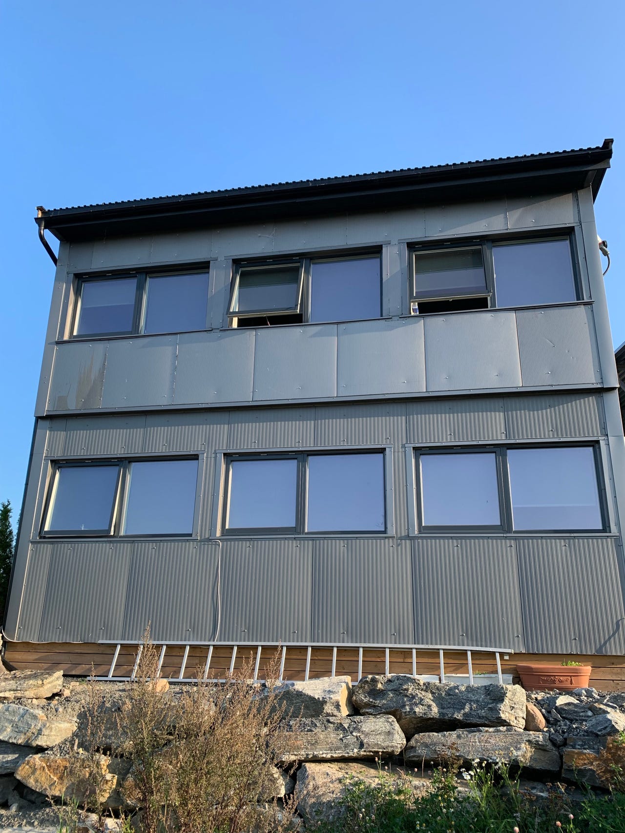Komplett pakke med 6 stk. oppgraderte brakker / moduler – ca.2,5 x 7,5 ...