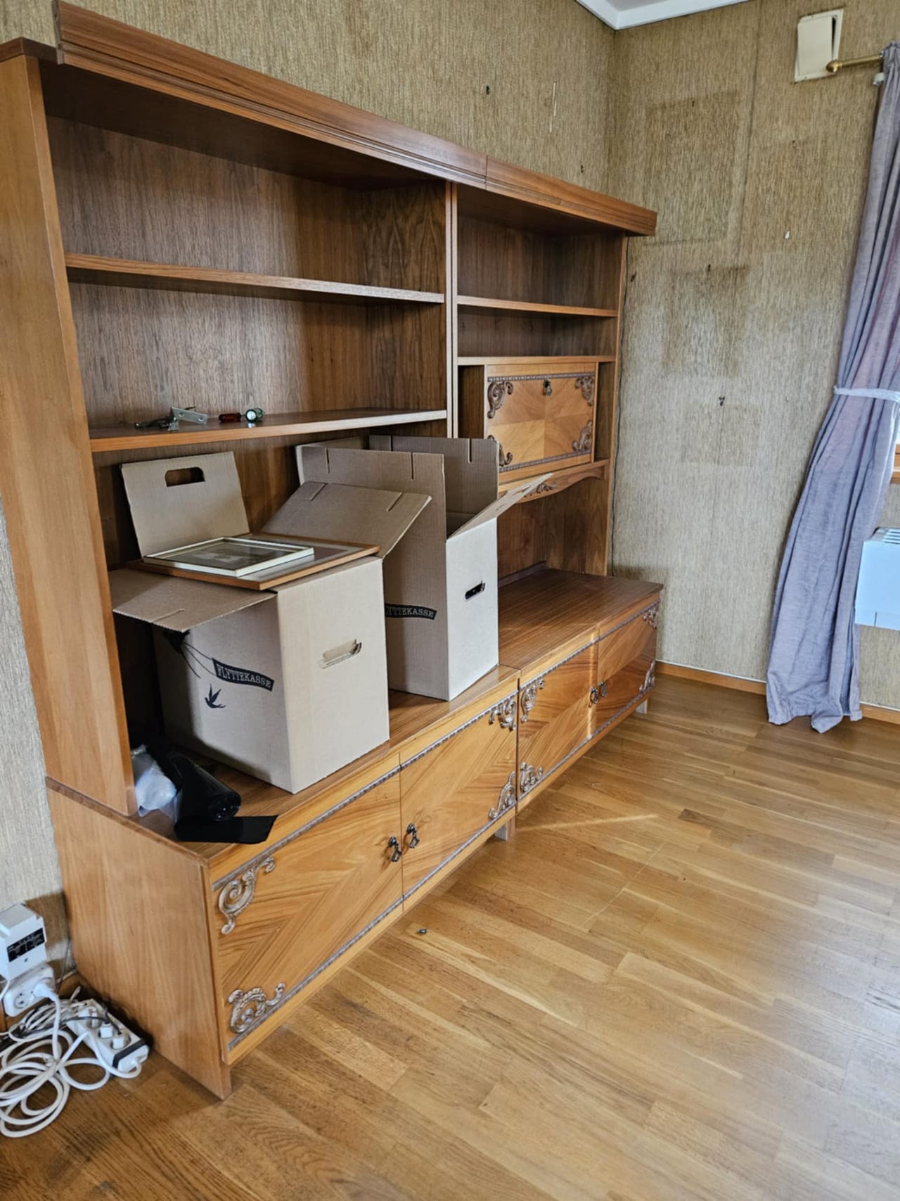 Vintage bok reol med barskap | FINN-torget