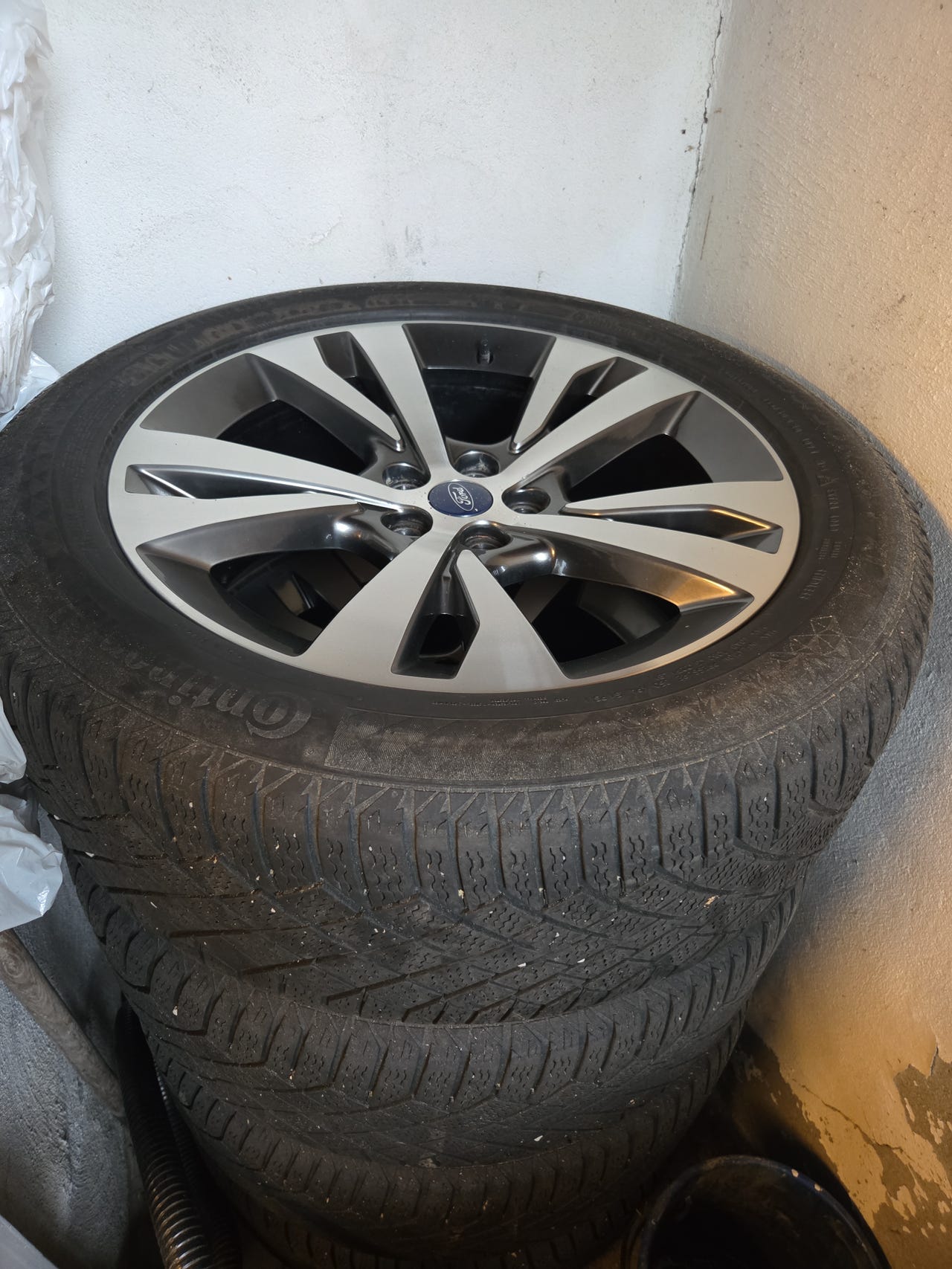 Piggfrie vinterdekk til Ford Explorer | FINN-torget
