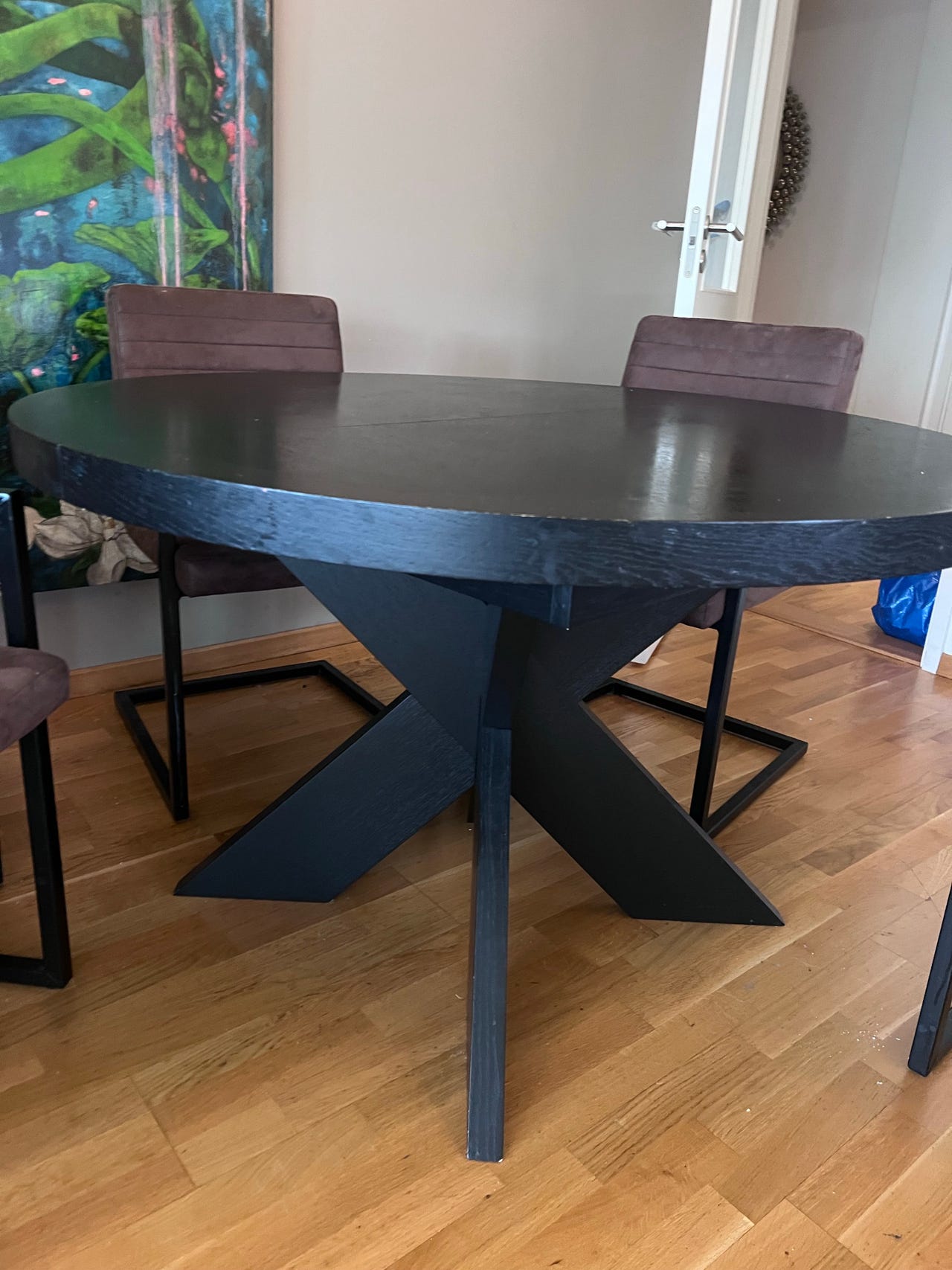 Rundt sort bord med 2 innleggsplater så det blir 220 selges | FINN-torget