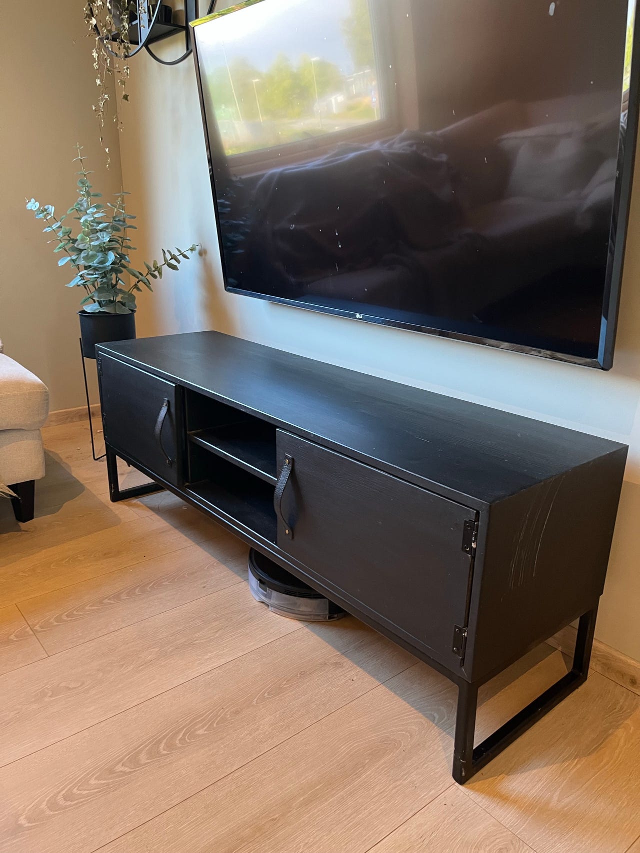 Moderne sort TV-benk | FINN-torget