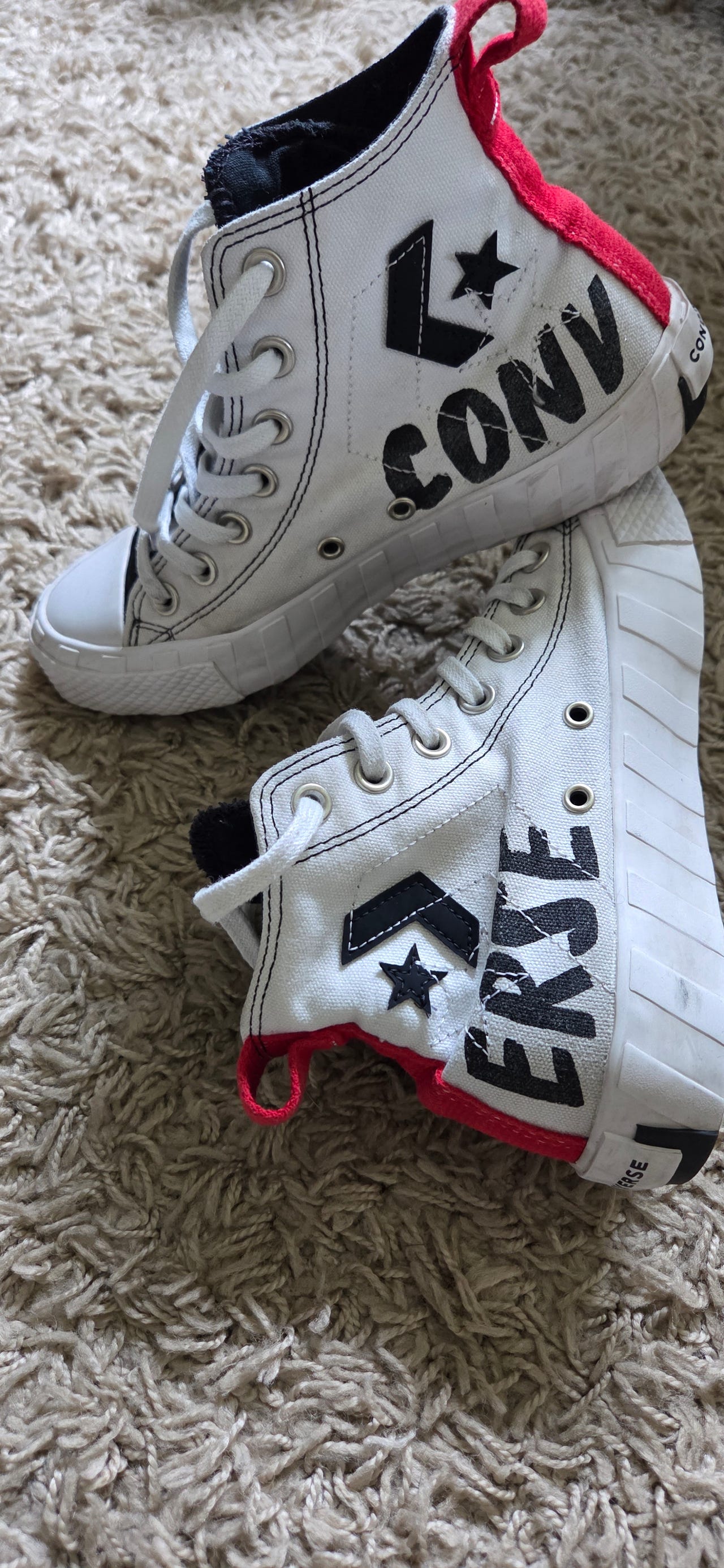 Converse Unisex str 37,5 Høye Hvite med Rød og Svart Detalj | FINN-torget