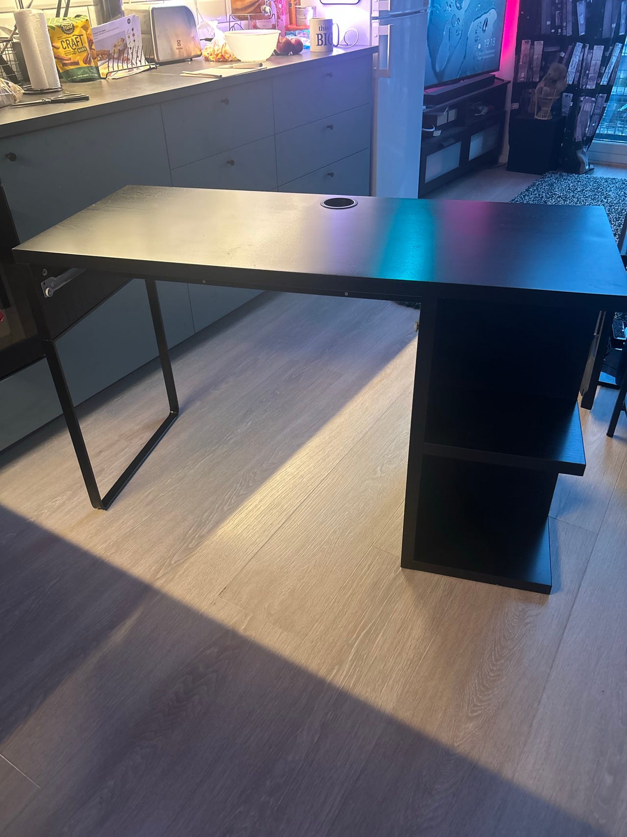 IKEA PC-/skrivebord med kabelhull og oppbevaring | FINN-torget