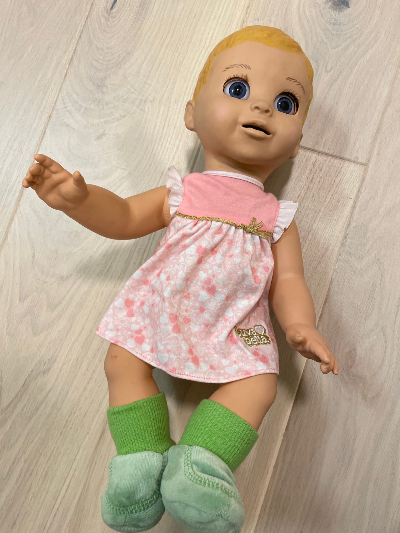 Luva Bella Dukke med rosa kjole og grønne sokker | FINN-torget