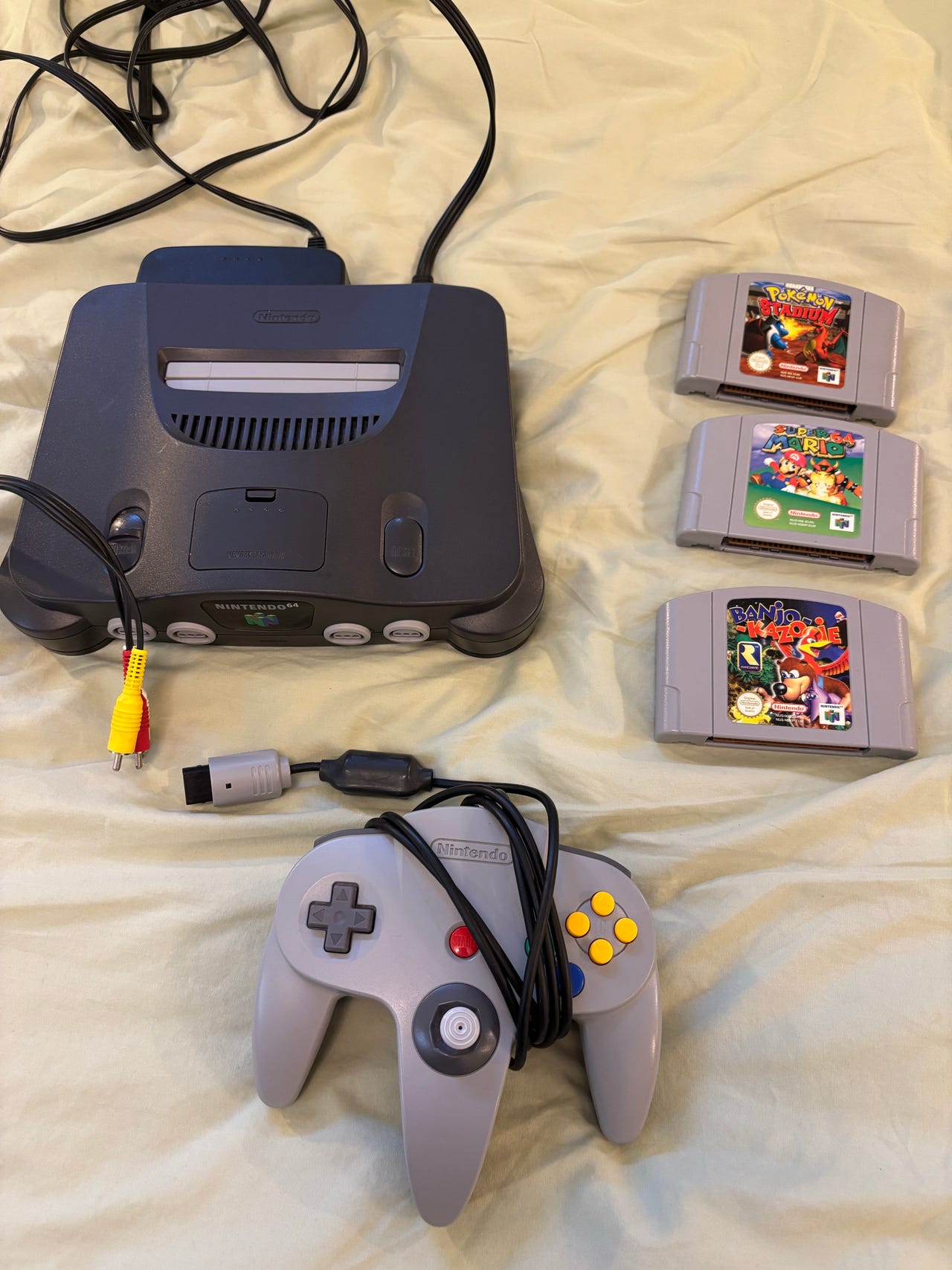 Nintendo 64 med kontroller og spill | FINN-torget