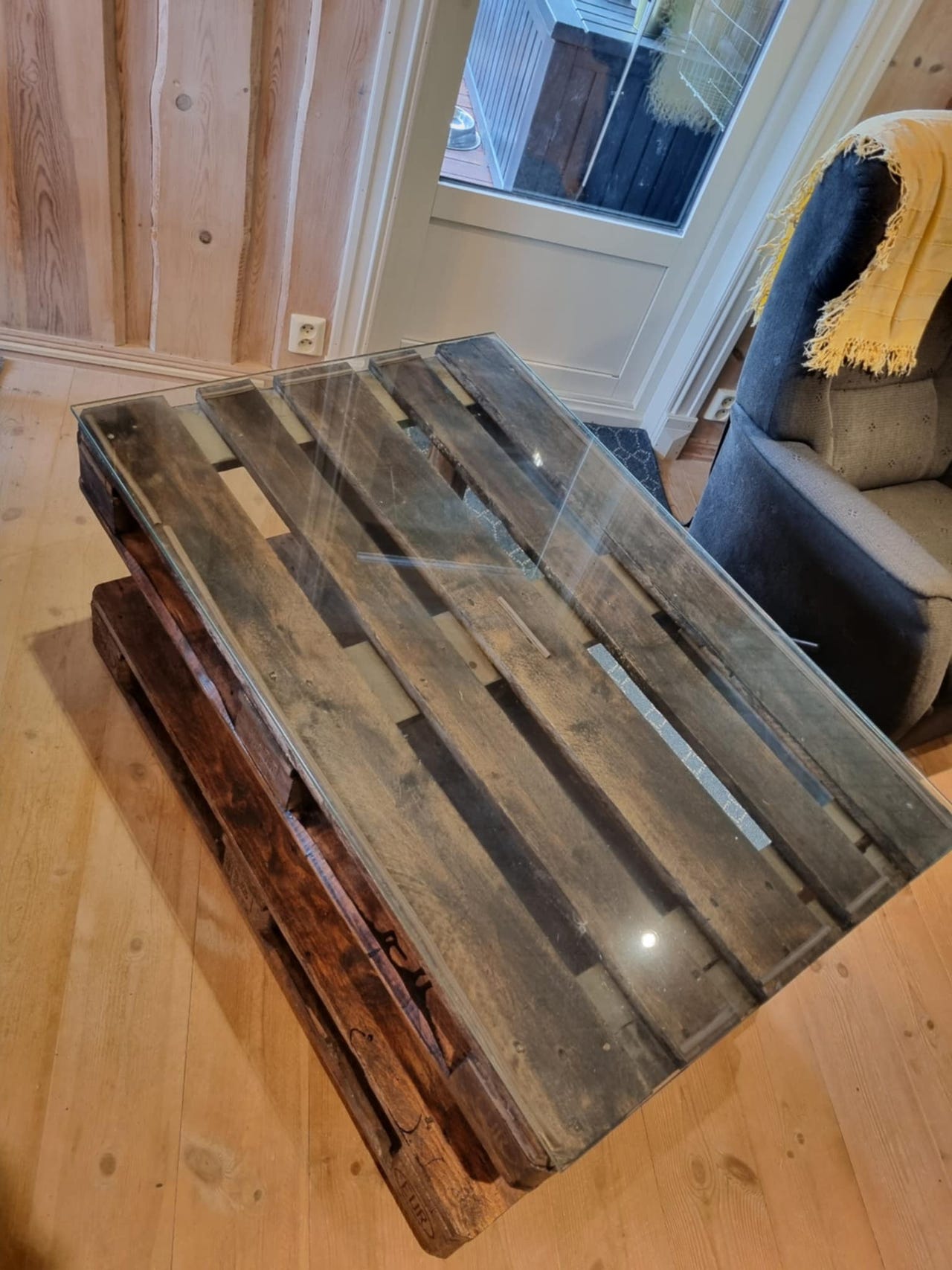 Rustikk Pallebord med glassplate | FINN-torget