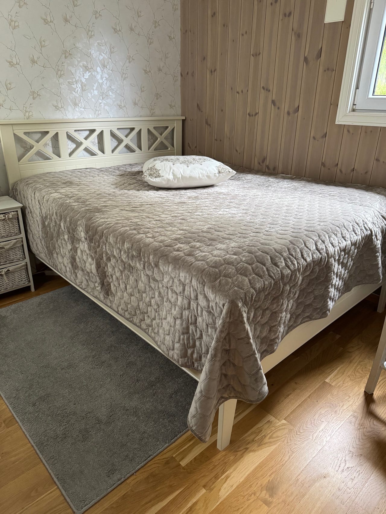 Seng 150 cm bredde med madrasser selges | FINN-torget
