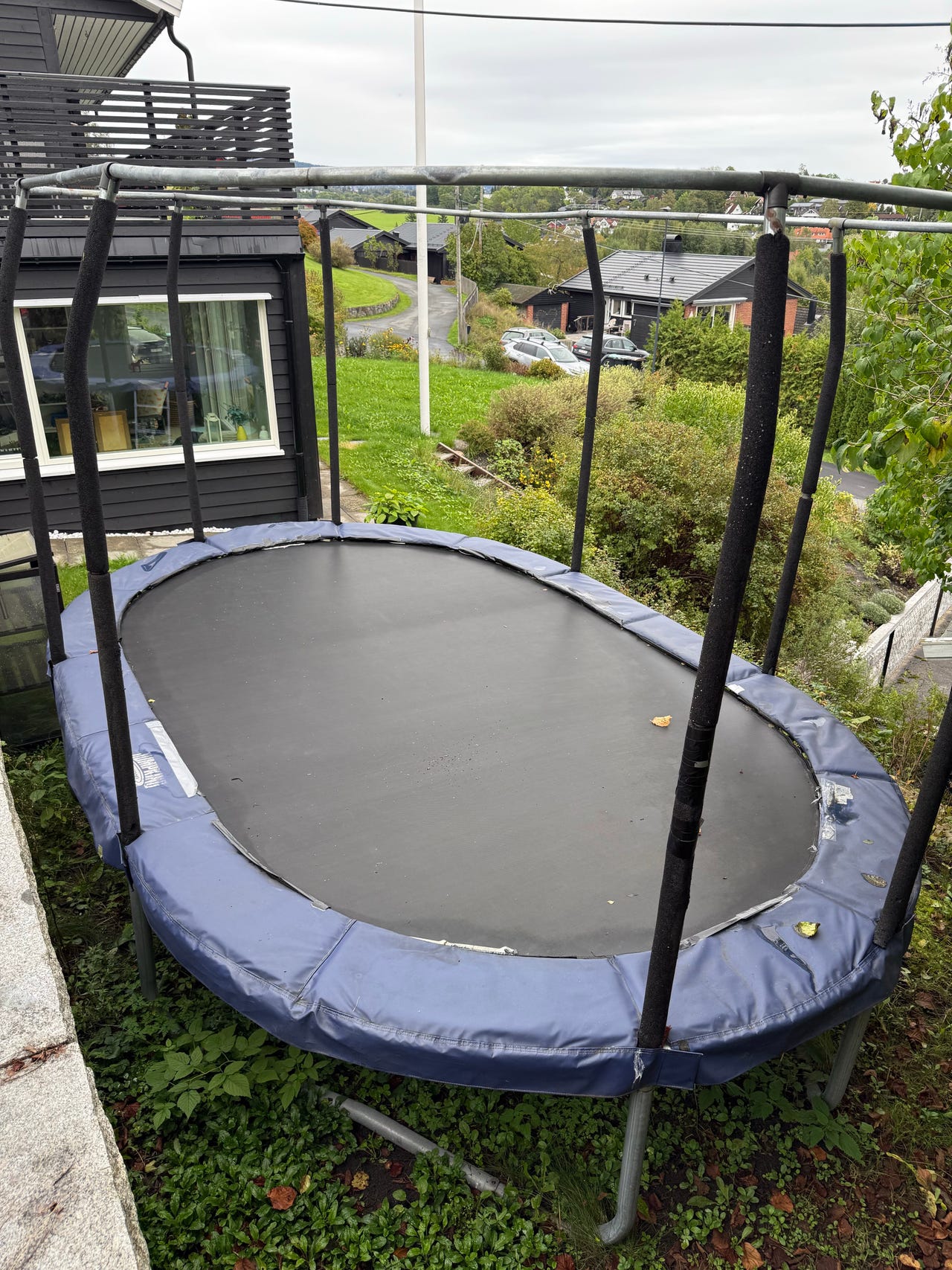 Stor oval JumpKing Trampoline gis bort | FINN-torget