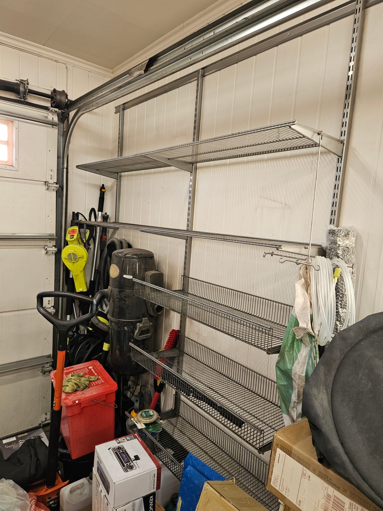 Søkvgrå Elfa trådhyller og en bredde i hvit fra Biltema. | FINN-torget