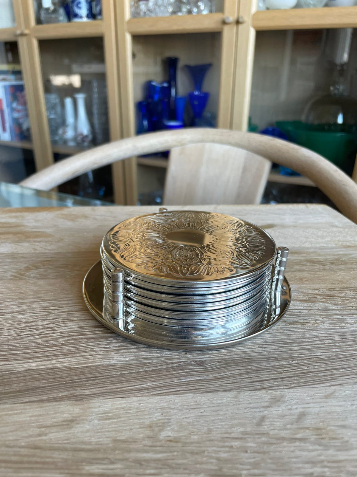 Sølvplett glass brikker i stativ | FINN-torget