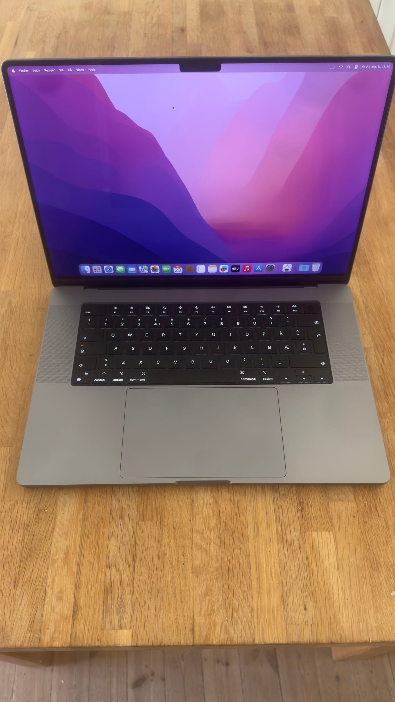 MacBook Pro 2023 16 tommer M2 til salgs" 32GB minne og 494 GB lagring ...