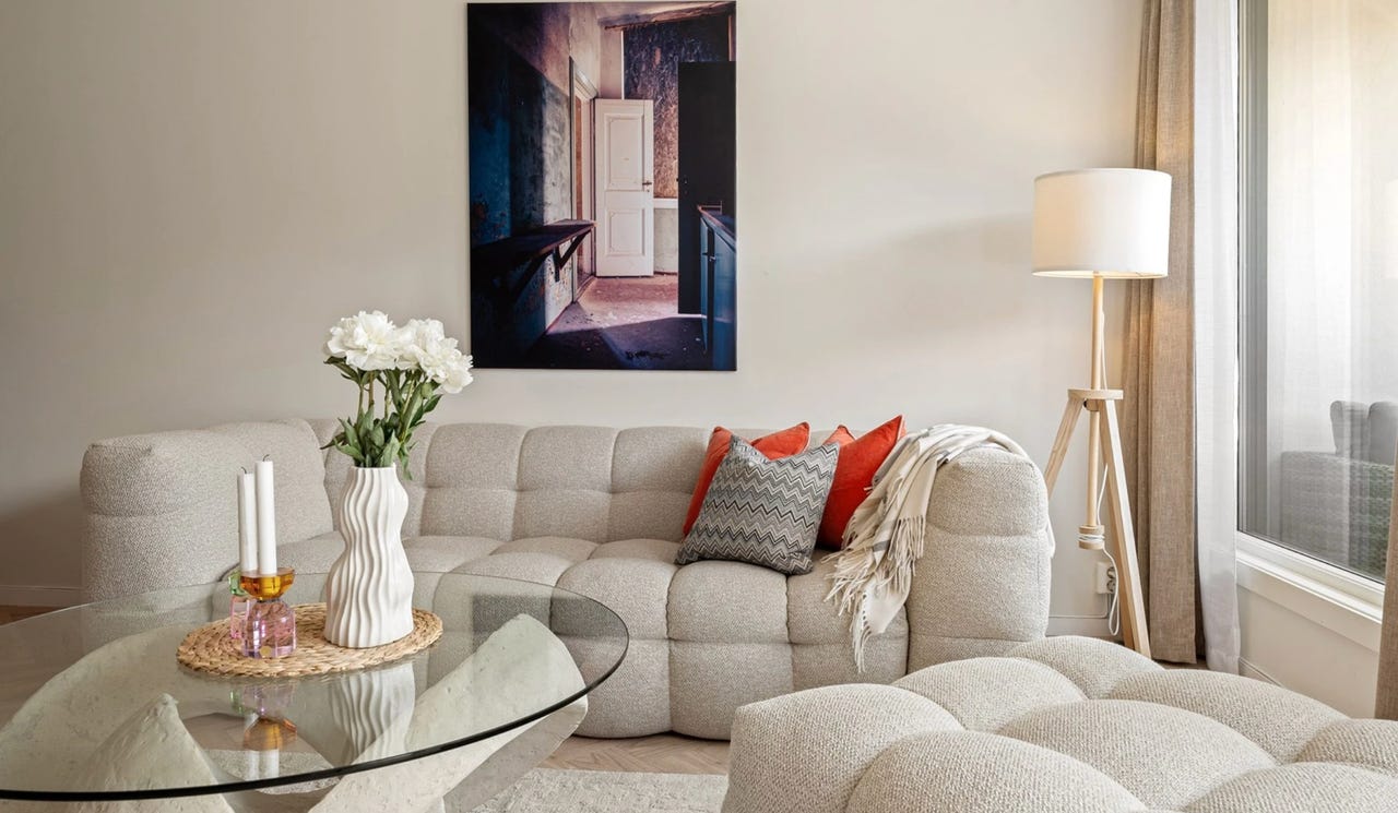 Sleepo Billie sofa og stor puff | FINN-torget