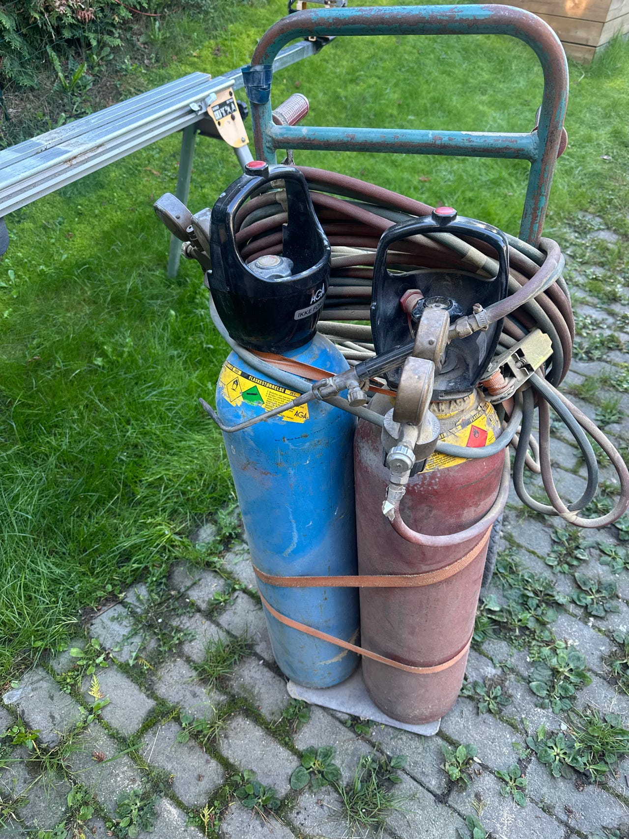 Gassflasker med regulator og slanger for sveising | FINN-torget