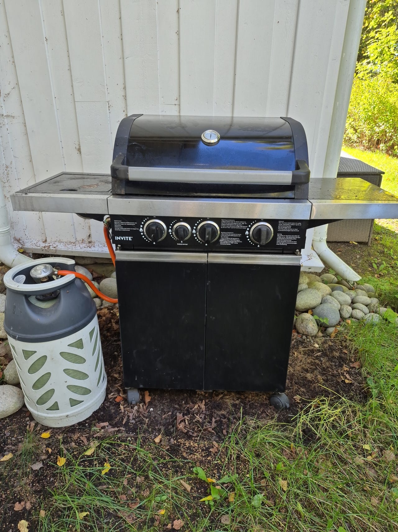 Gassgrill med 4 brennere og gassflaske/ Utekjøkken | FINN-torget