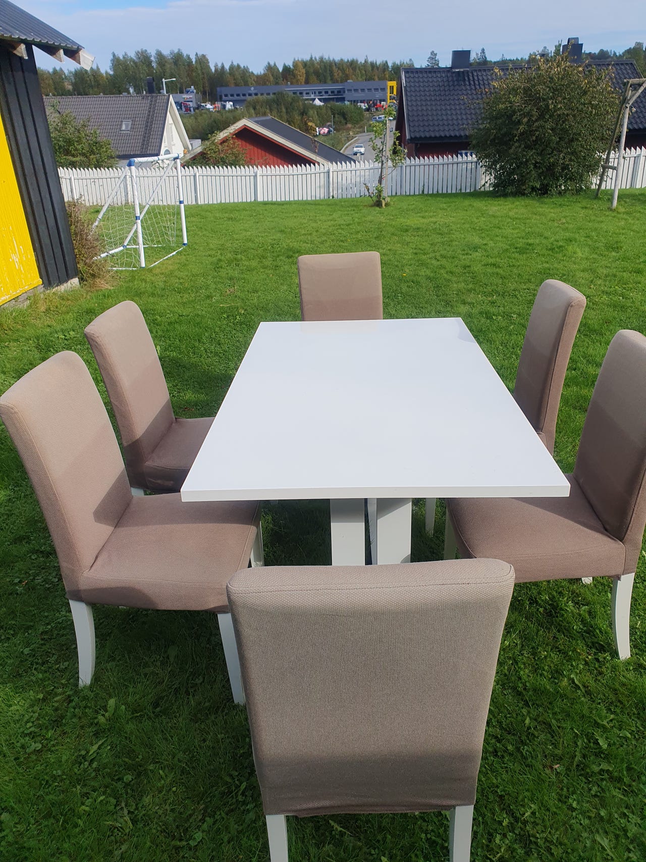 Spisebord 160x90 cm med 6 stoler gis bort billig | FINN-torget