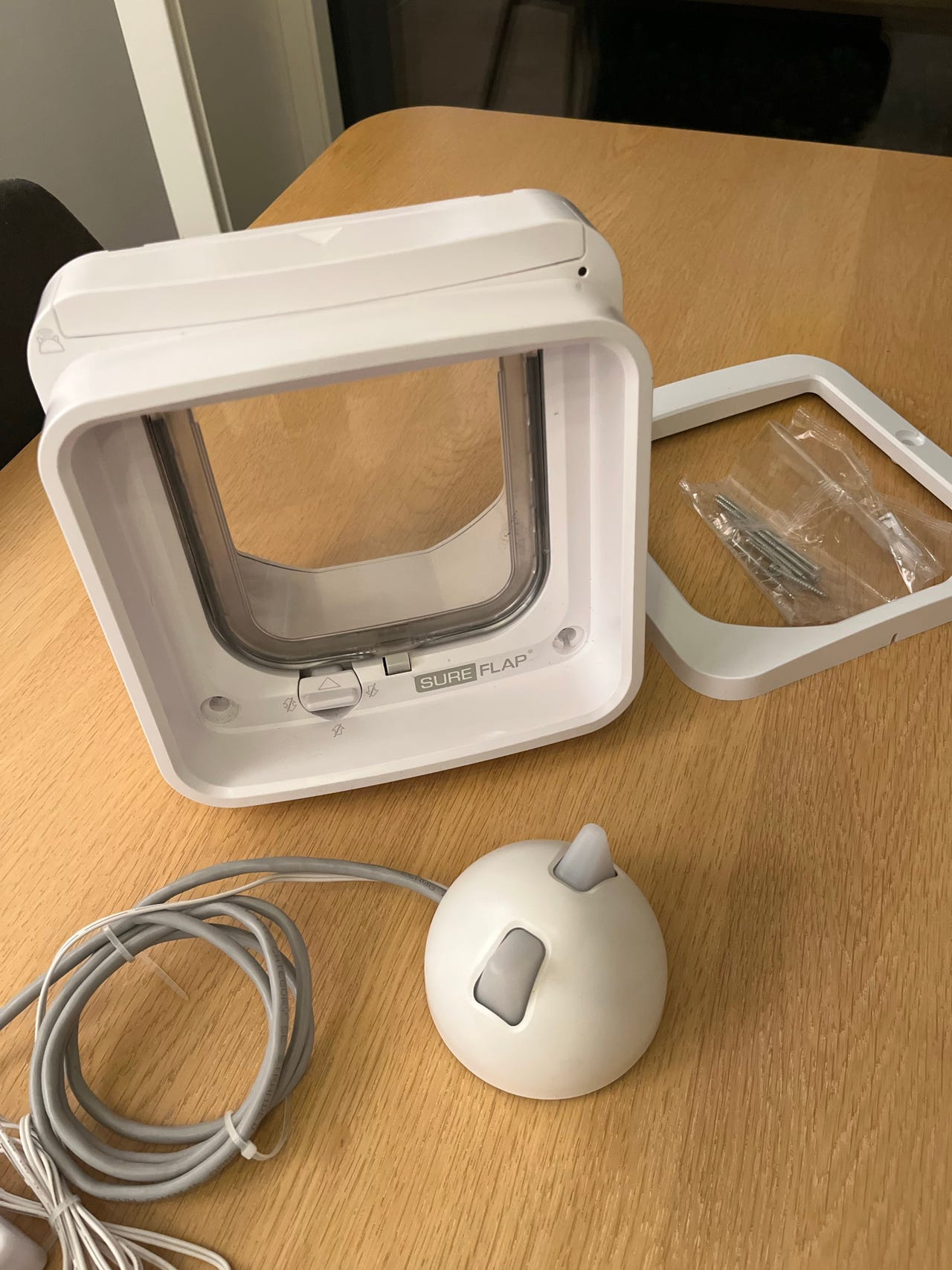 SureFlap Cat Flap Connect med Hub | FINN-torget