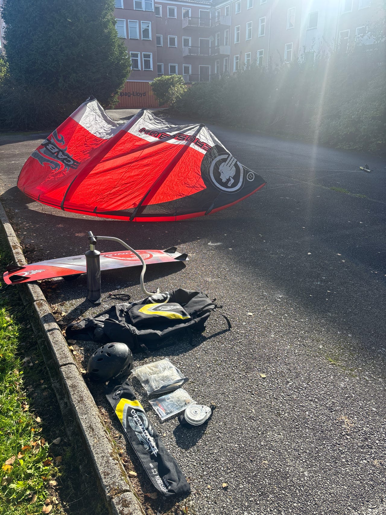 Cabrina Kite pakke - bar, wakeboard, sekk, lappesaker, hjelm, pumpe ...