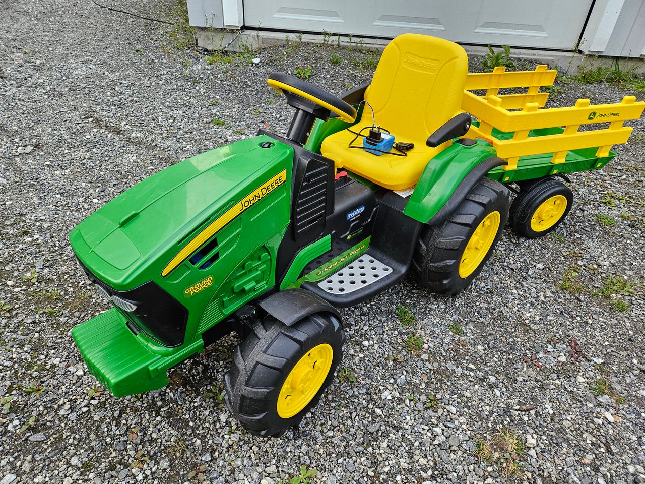 Peg Perego John Deere 12V elektrisk traktor til barn - med tilhenger ...