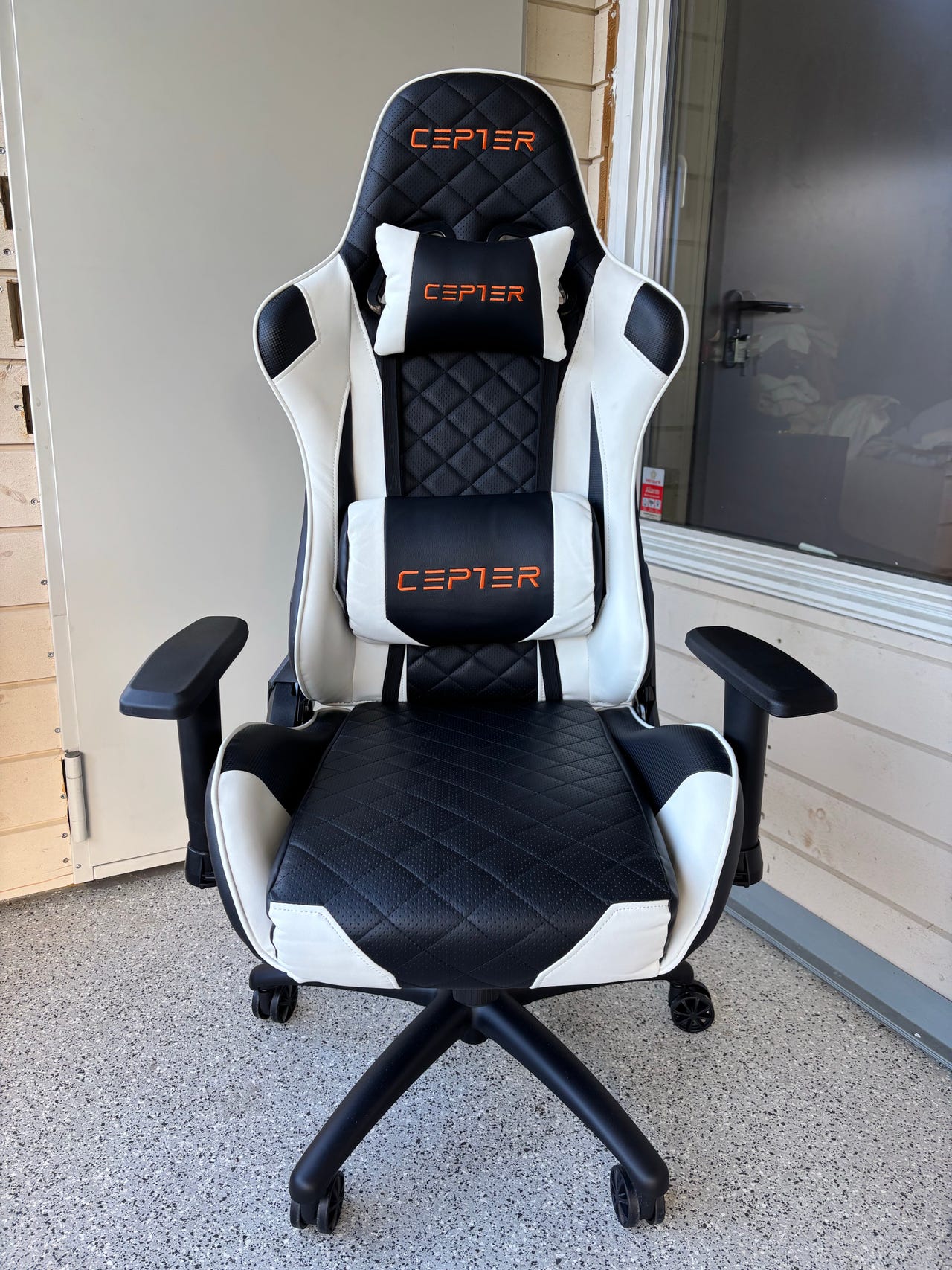 Cepter Rogue, black & white gaming chair | FINN-torget