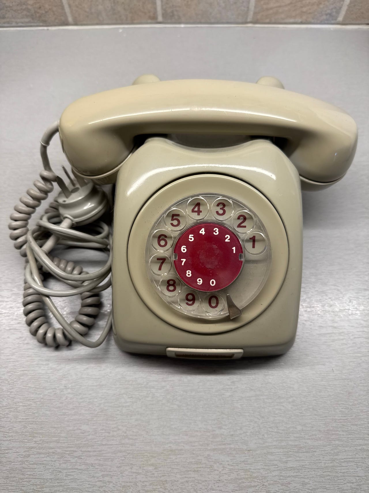 Televerket Telefon med dreieskive i beige/grå farge | FINN-torget