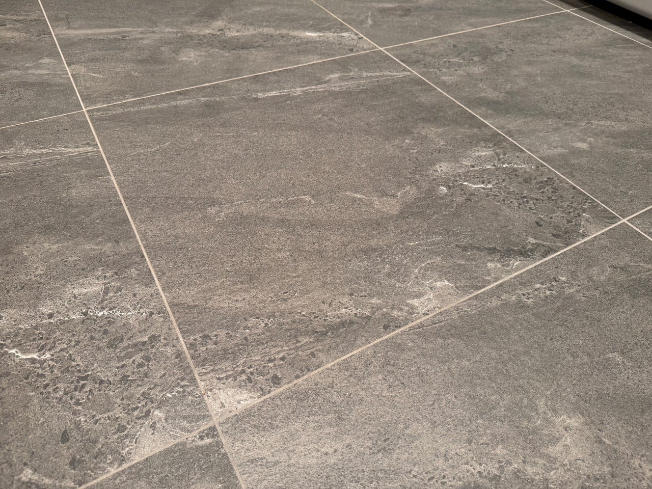 Grå fliser til gulv og vegg 60x60 cm | FINN-torget