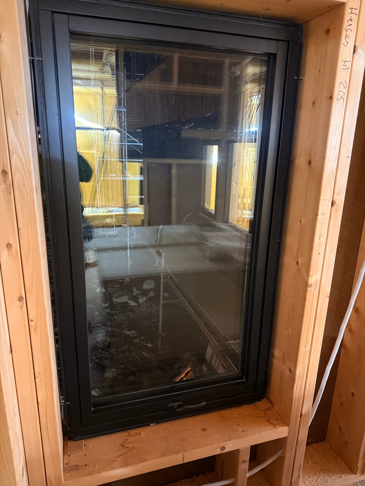 Nytt vindu. 79x139. Sort 3 lags toppsving vindu med alu-beslag utvendig ...