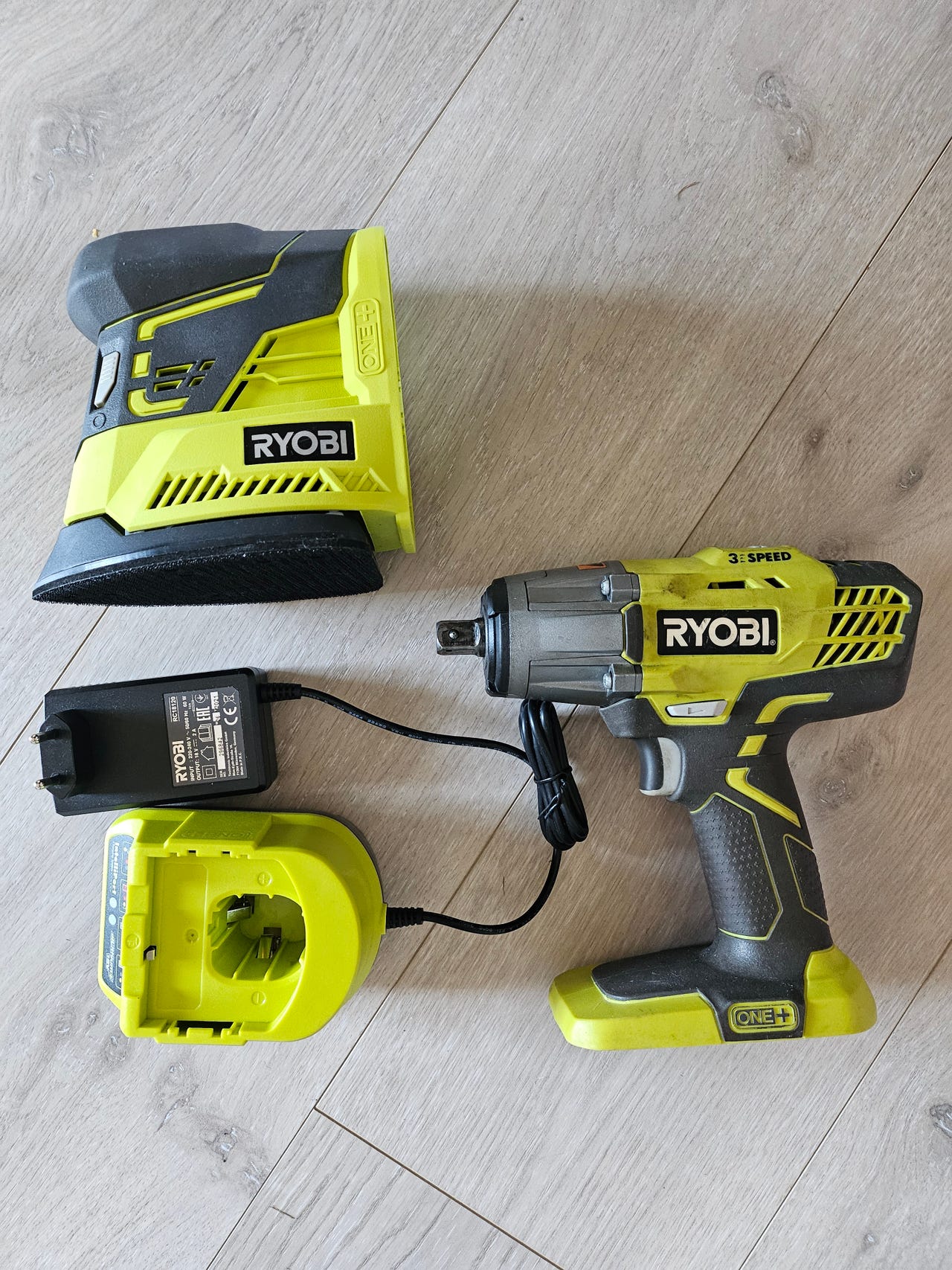 Ryobi ONE+ 18v muttertrekker, ny og ubrukt pussemaskin og lader | FINN ...