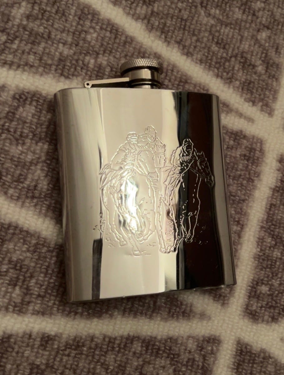 Unik i Stainless Steel 8oz Lommelerke med hestemotiv | FINN-torget