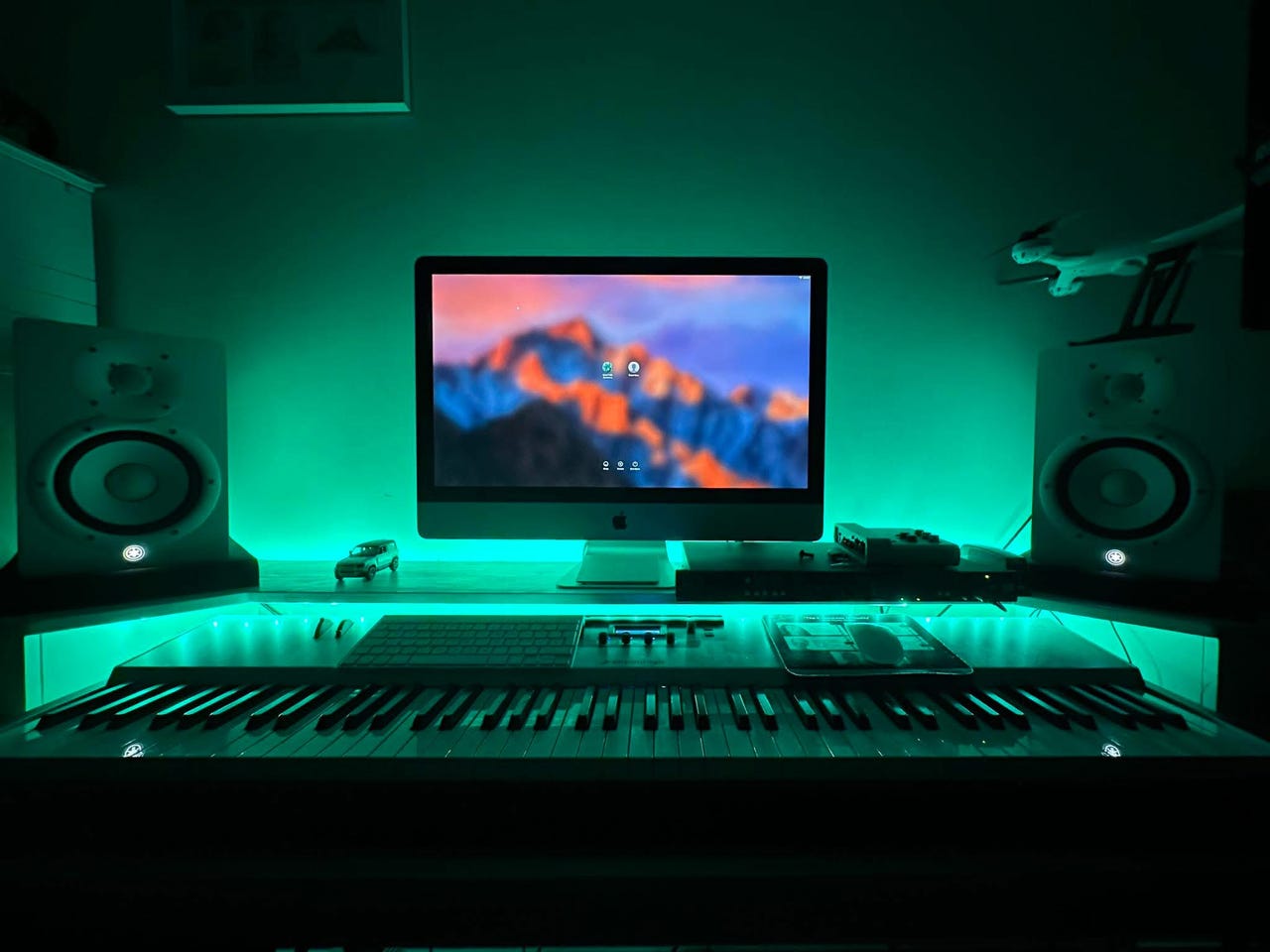 Customized Studio Desk with 88keys Midi Controller | FINN-torget