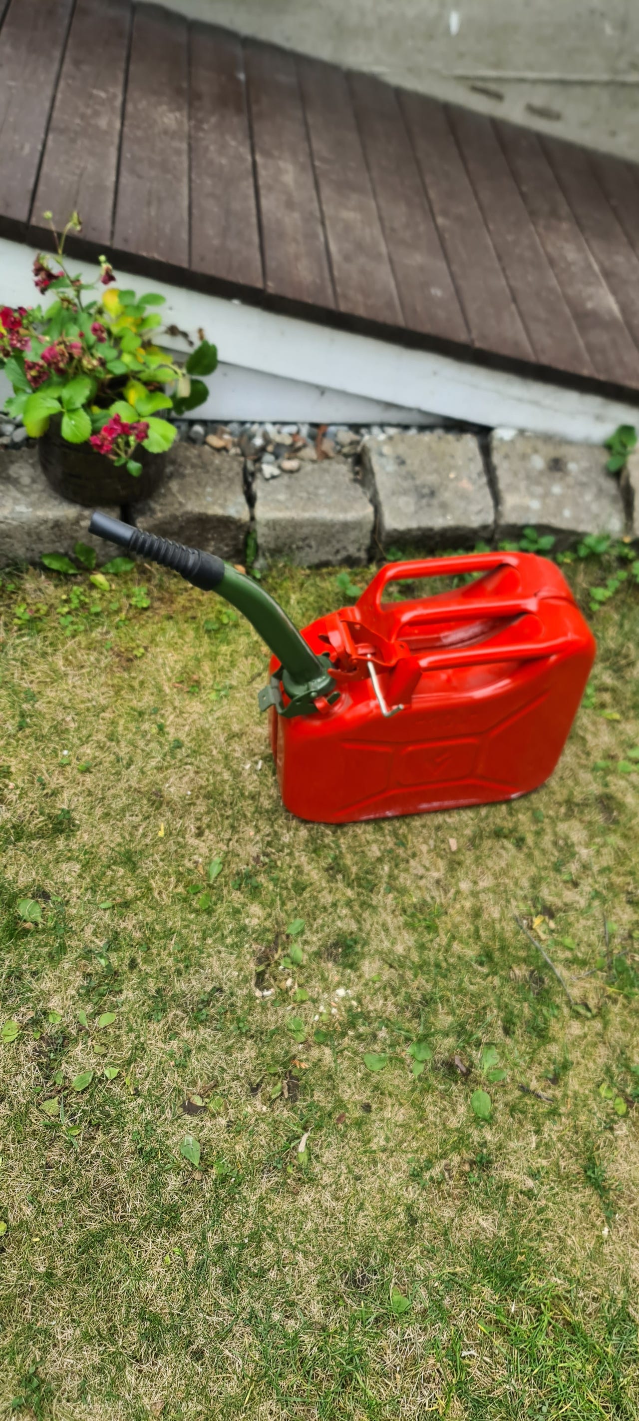 Rød jerrykanne 10 liter | FINN-torget