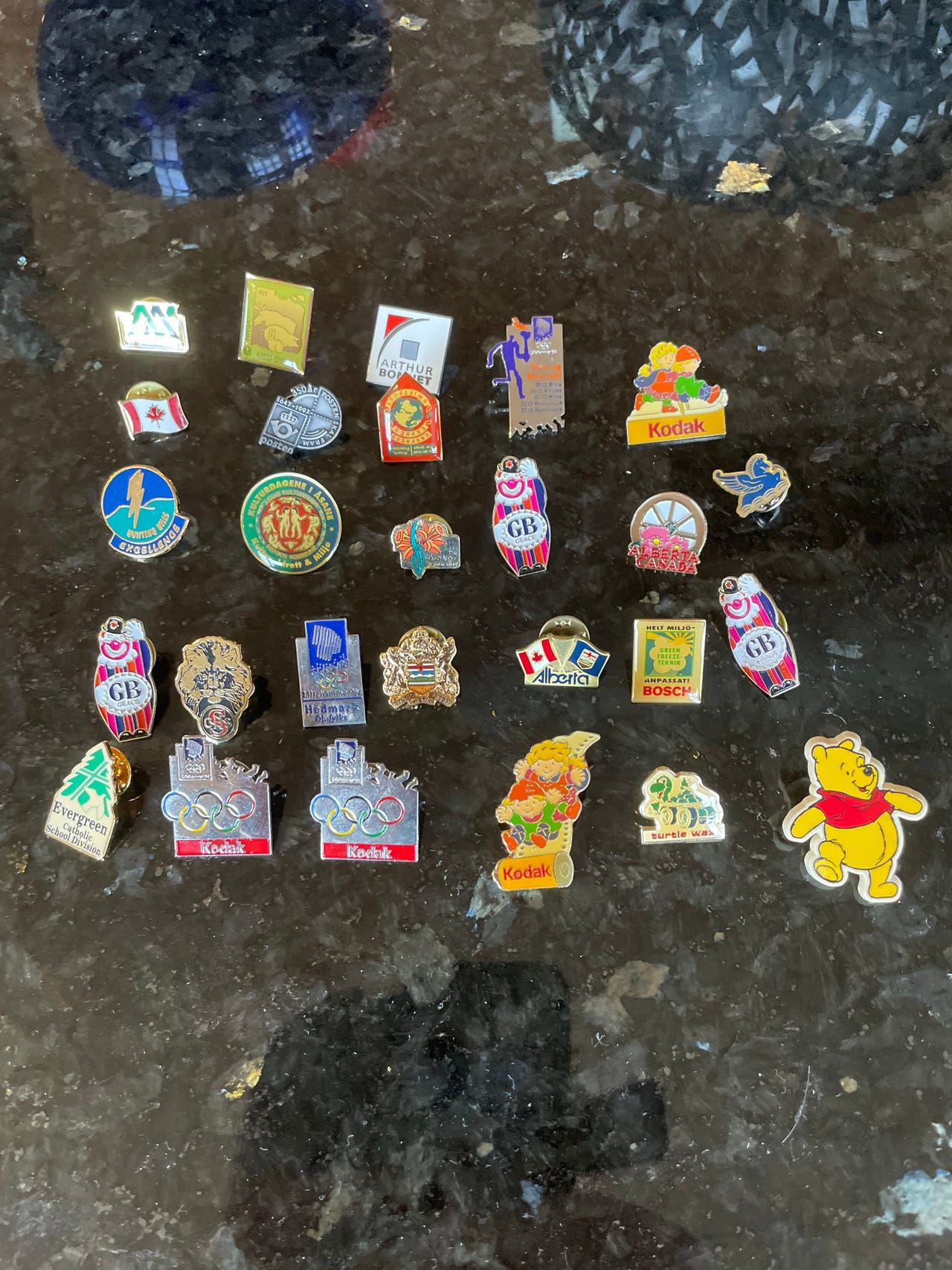 Samling av diverse pins og merker | FINN-torget