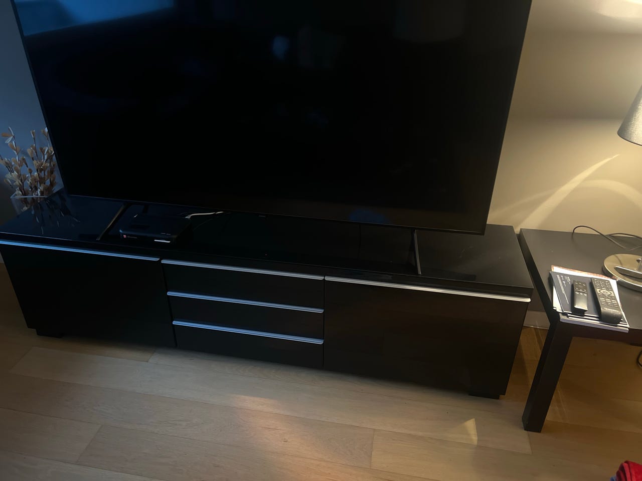 Tv benk sort glanset | FINN-torget
