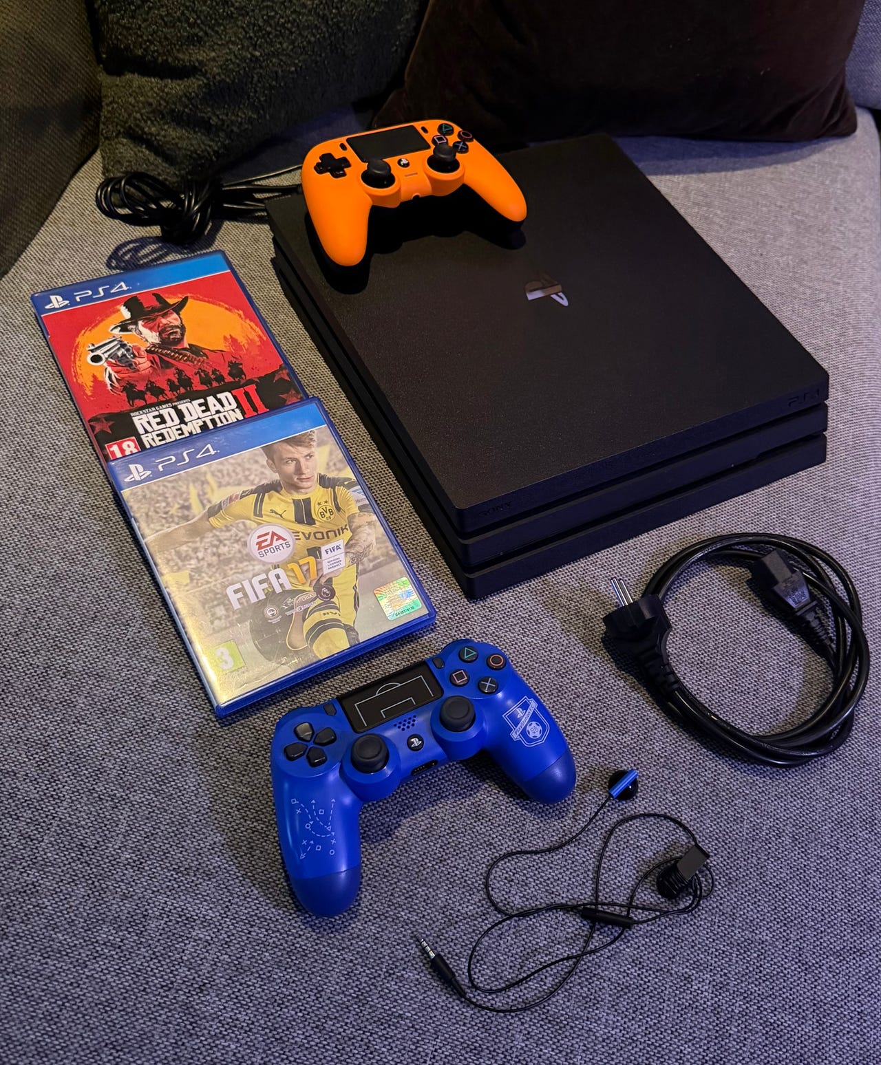 Lite brukt Playstation 4 Pro selges! | FINN-torget