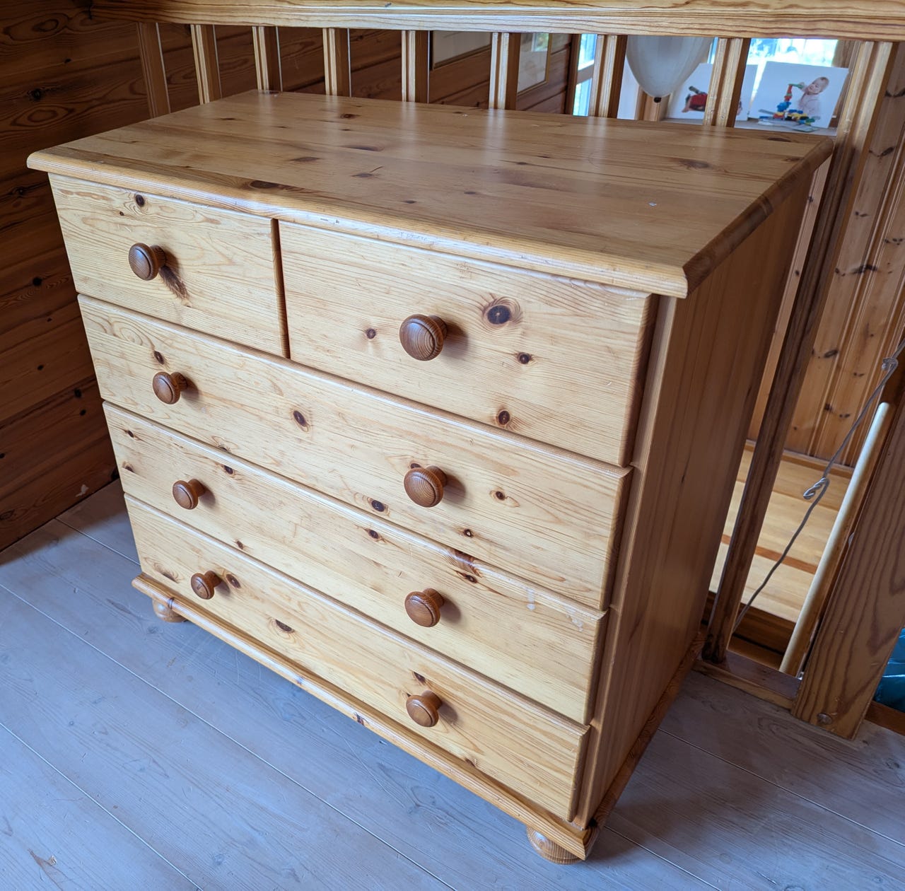 Furu kommode med 5 skuffer – 87 cm høy | FINN-torget