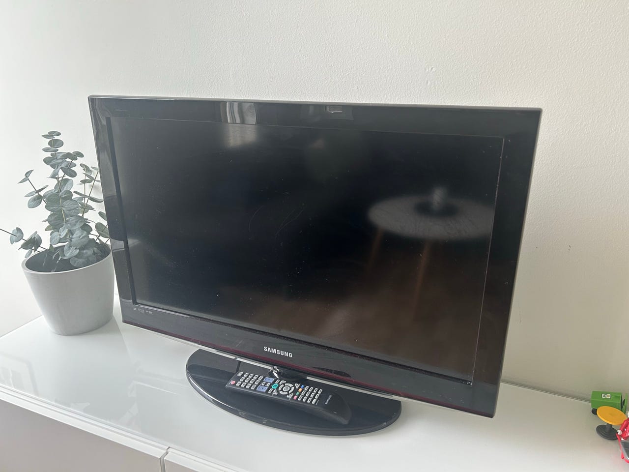 Samsung LE32C450E1W TV 32 tommer svart | FINN-torget