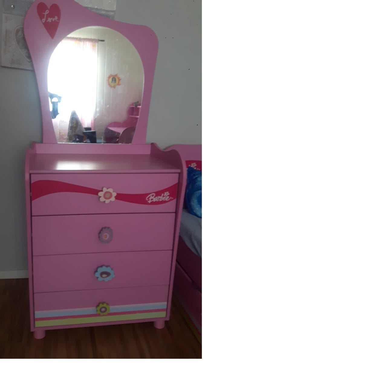 Barbie kommode med speil 71X46x165cm. (1200 kr) | FINN-torget