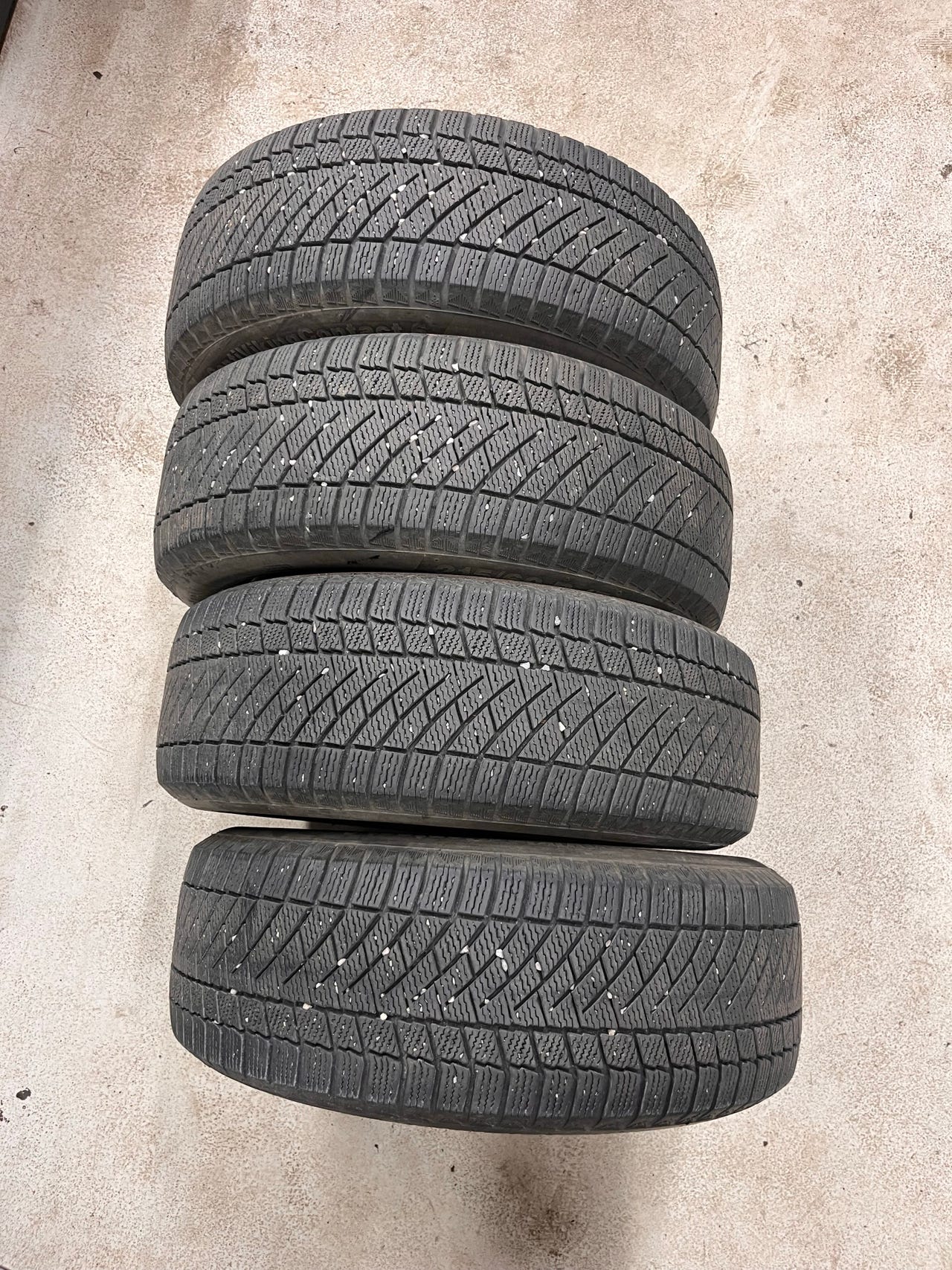 Piggfri vinterdekk selges billig | FINN-torget