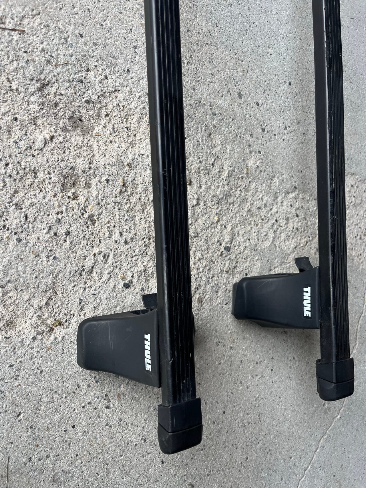 Thule Takstativ 2 stk Sort Metall | FINN-torget