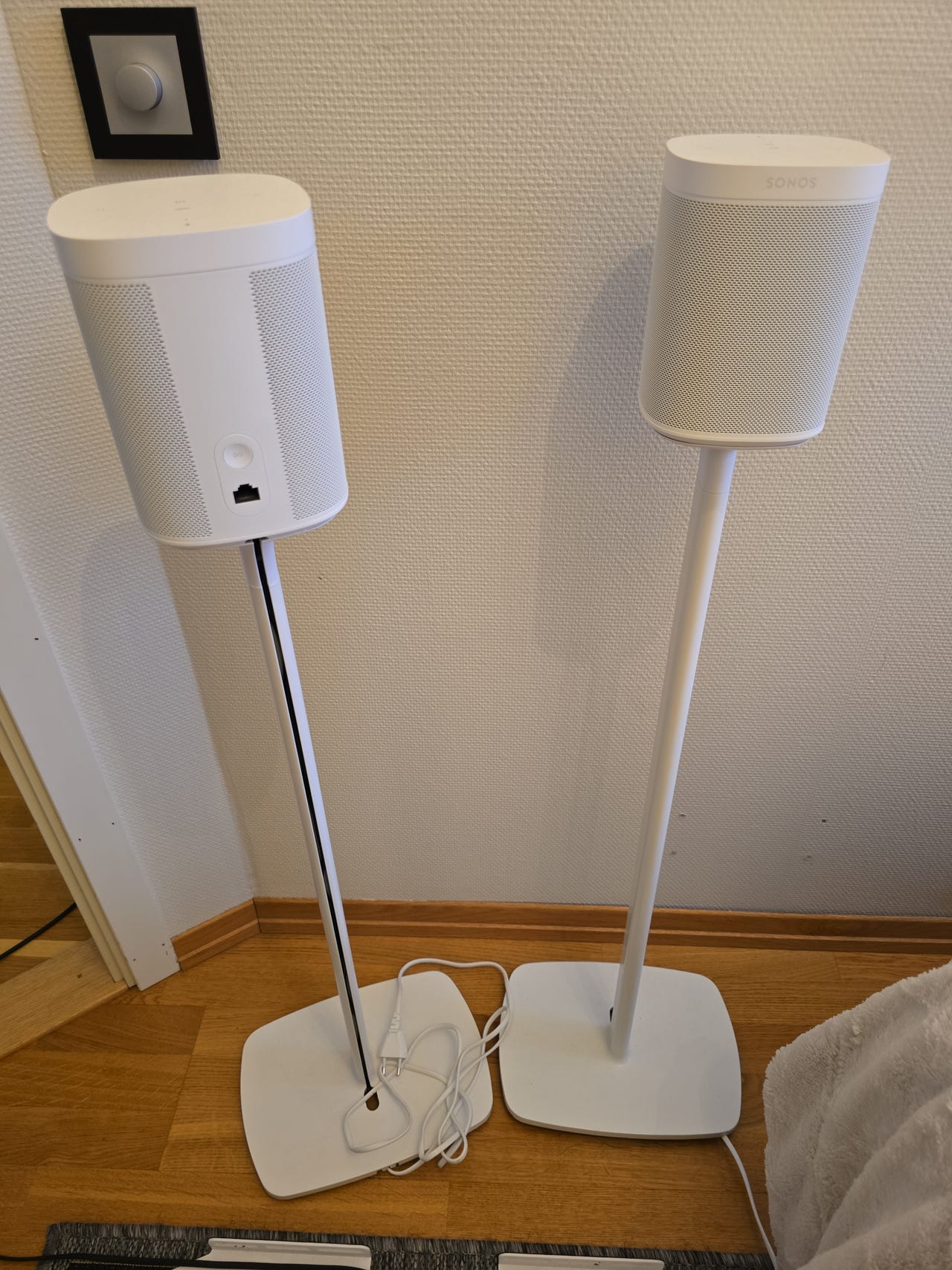 Sonos Beam model s14 med veggfeste. 2 stk Sonos one med stativ. 6000 kr ...