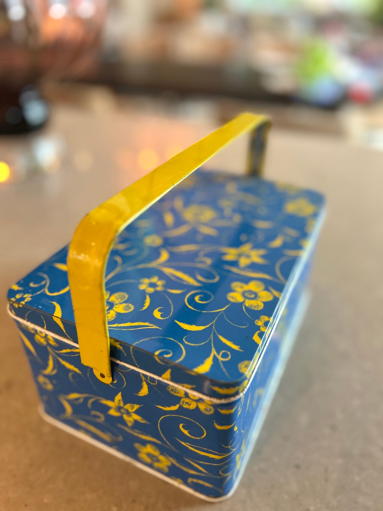 Vintage lunsjboks/metallboks med håndtak, blå og gul | FINN-torget
